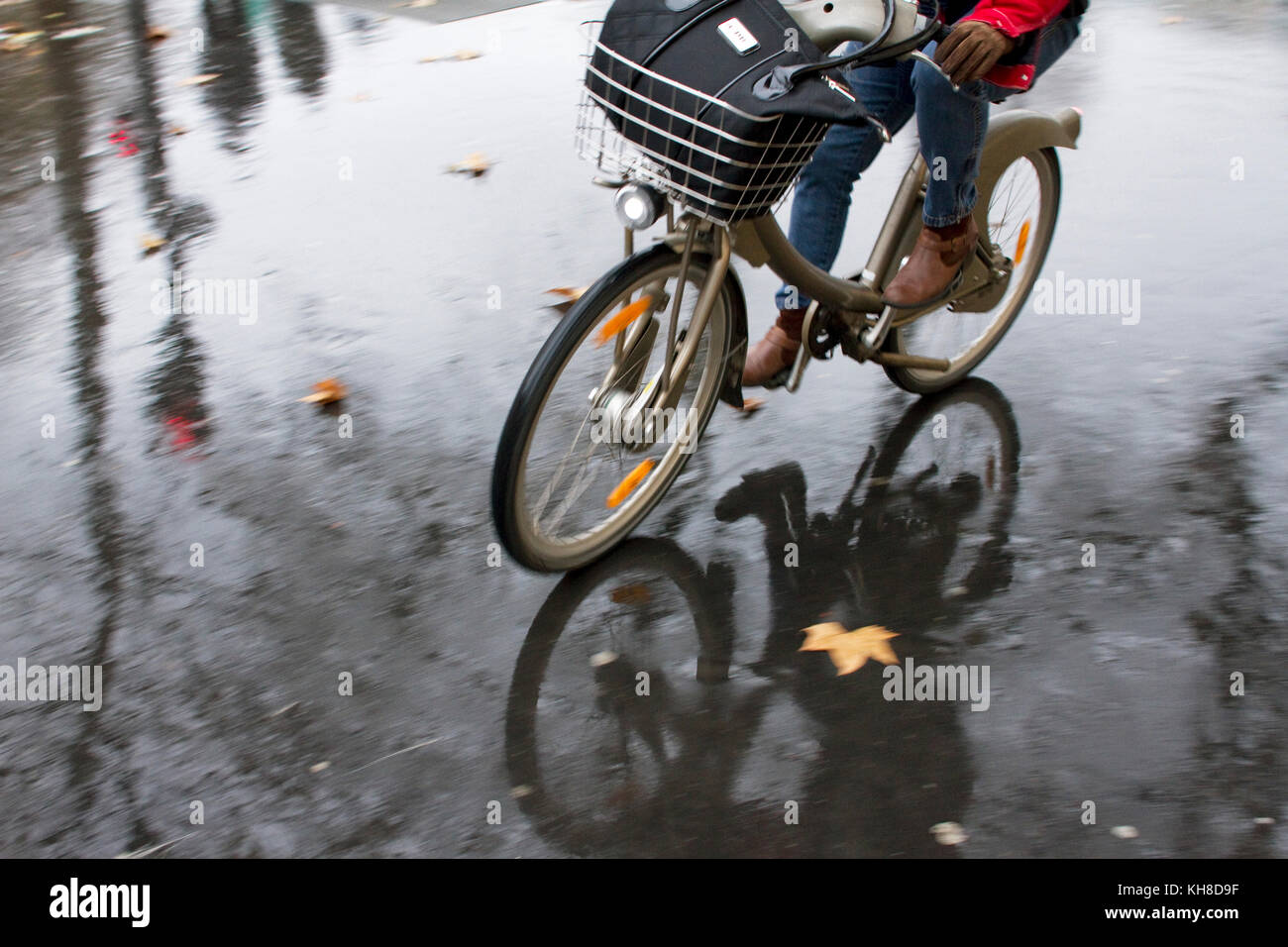 France, Paris, a cyclist in the rain Stock Photo - Alamy
