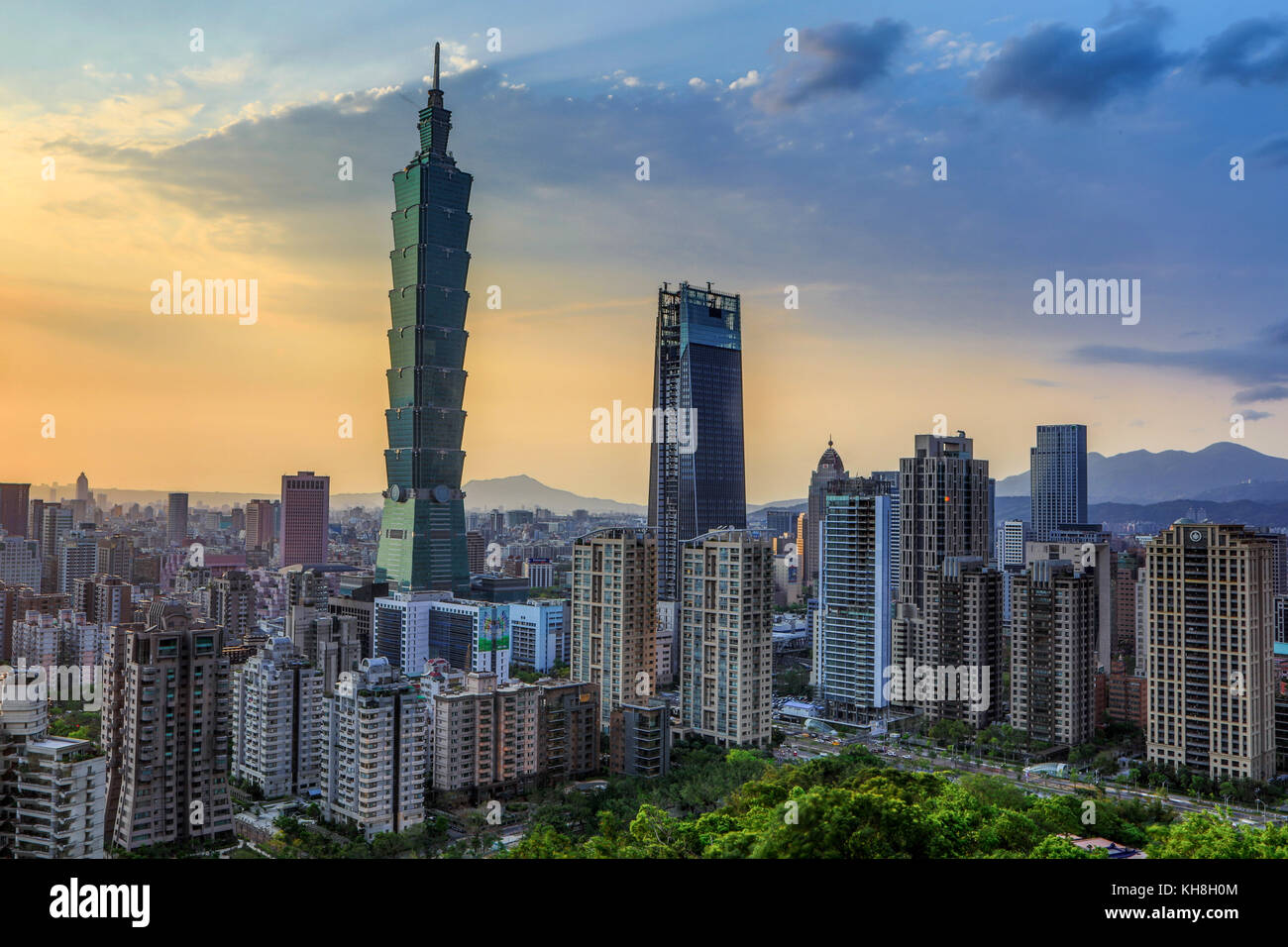 Taiwan, Taipei City Skyline, 101 Buiding, sunset from Elephnat Hill ...