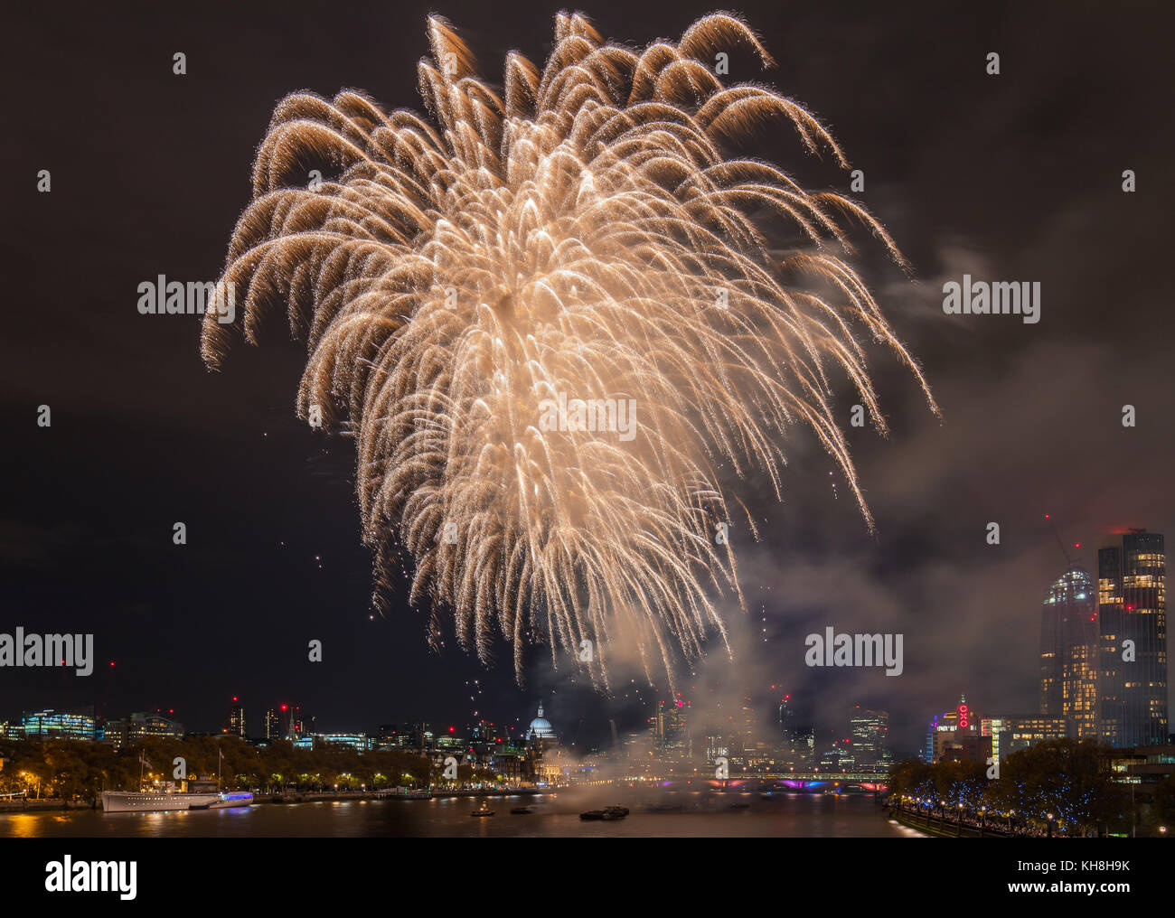 Fireworks london skyline hi-res stock photography and images - Alamy