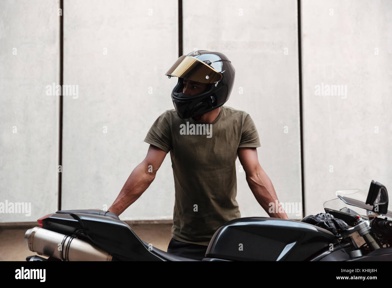 Man leaning on motorcycle hi-res stock photography and images - Alamy