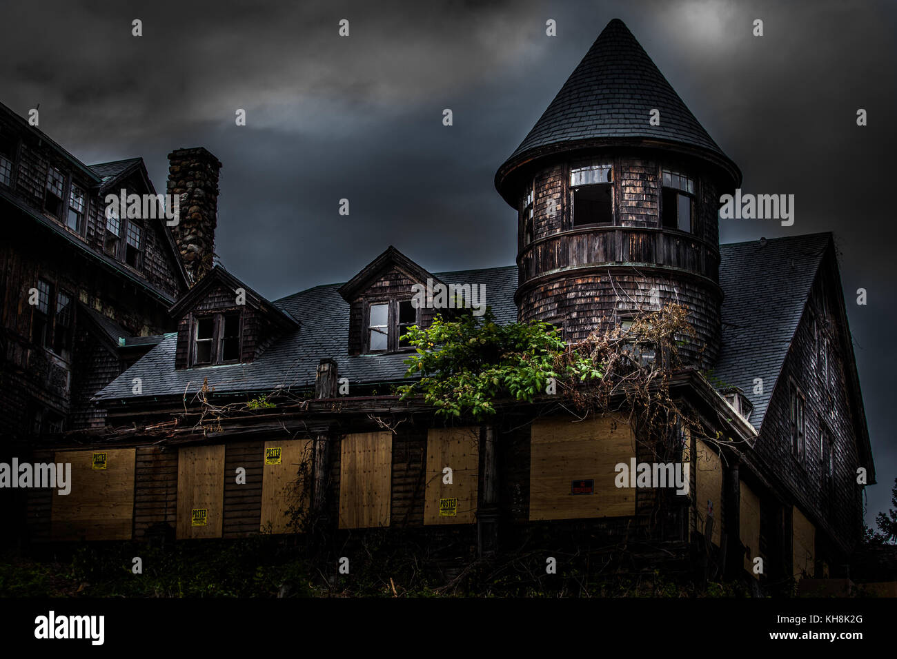 Old scary school building hi-res stock photography and images - Alamy