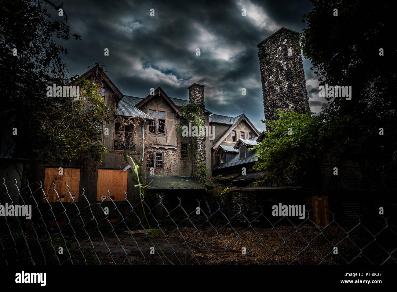 Old scary school building hi-res stock photography and images - Alamy