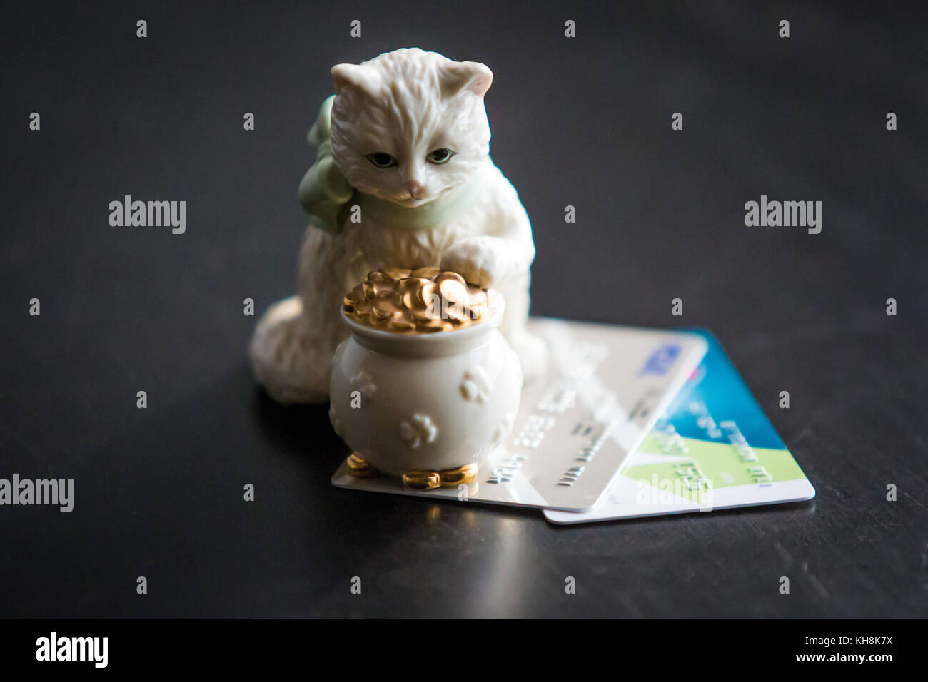 Wise savings cat with gold pot Stock Photo - Alamy