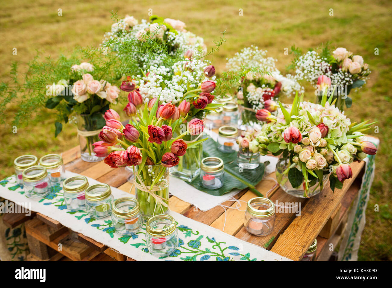 flowers table outdoor wedding decoration Stock Photo - Alamy