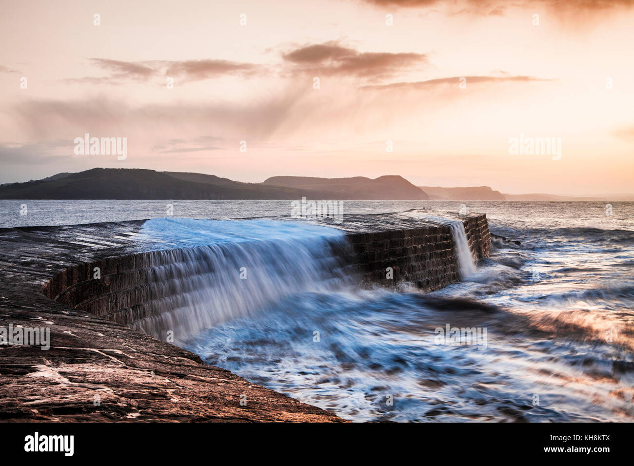 Lyme regis cliffs hi-res stock photography and images - Alamy