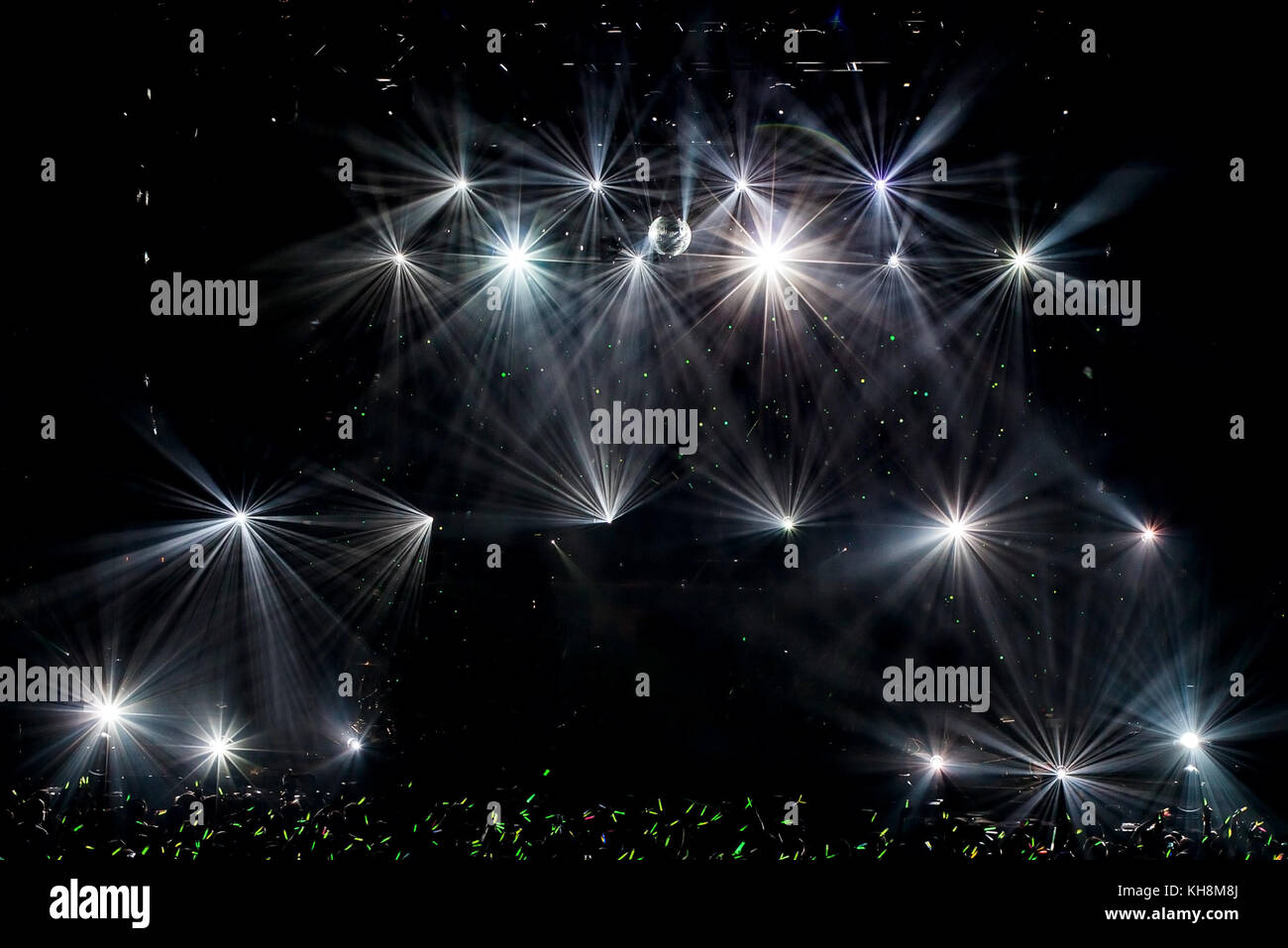 concert lights with disco ball Stock Photo - Alamy