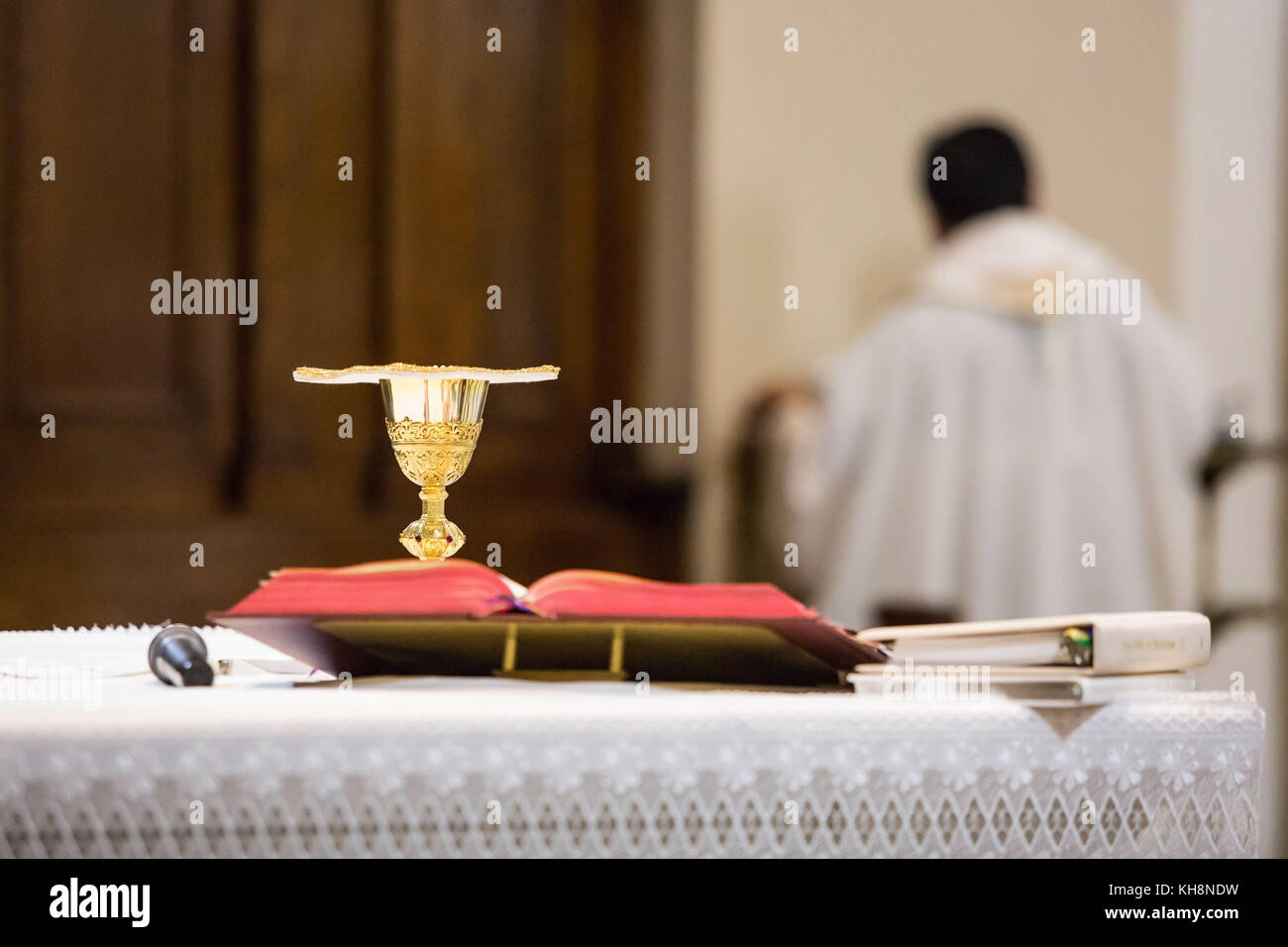 Sacred wafer hi-res stock photography and images - Alamy