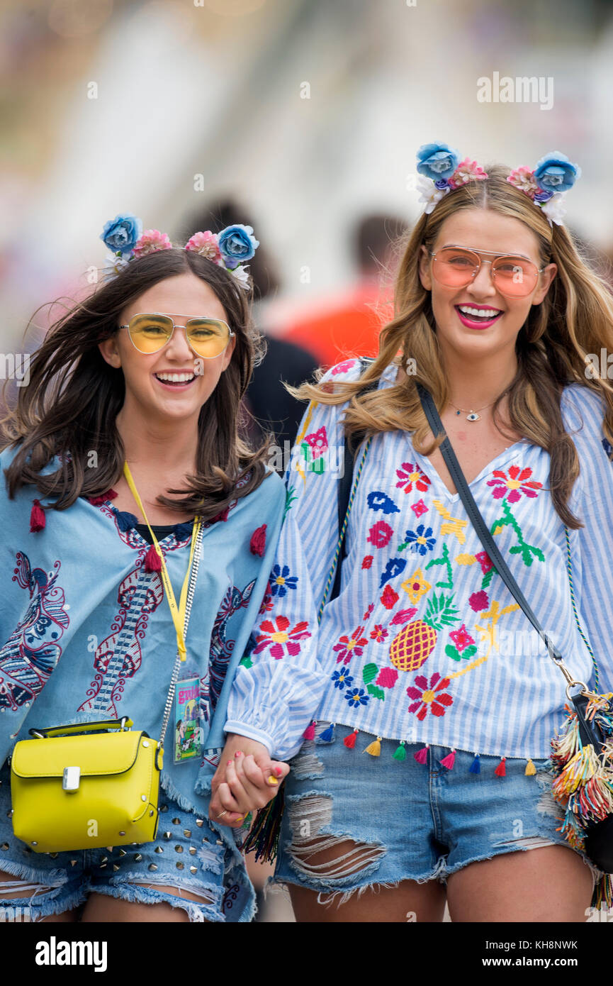 Matching outfits hi-res stock photography and images - Alamy