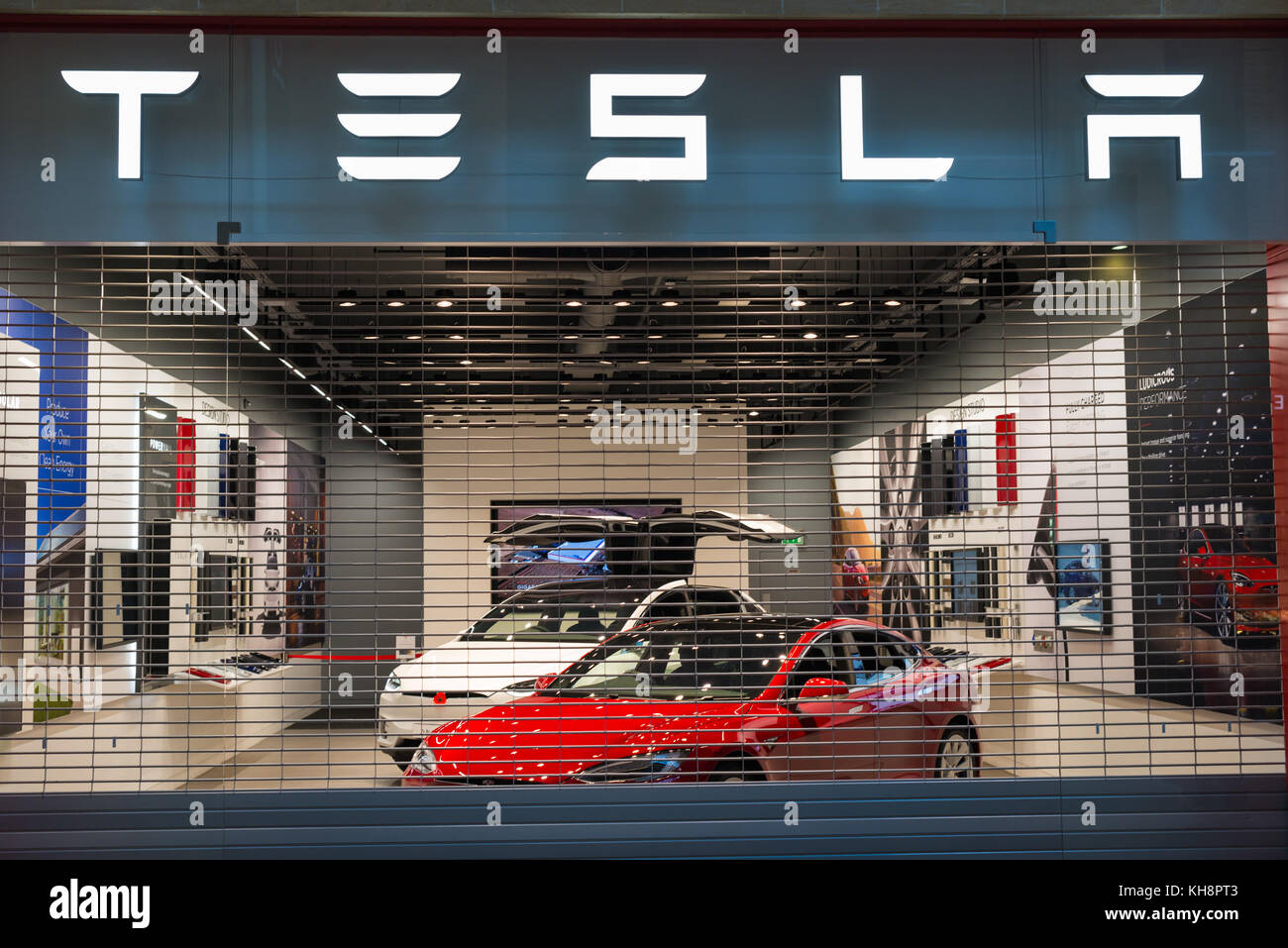 Tesla showroom cambridge hi-res stock photography and images - Alamy
