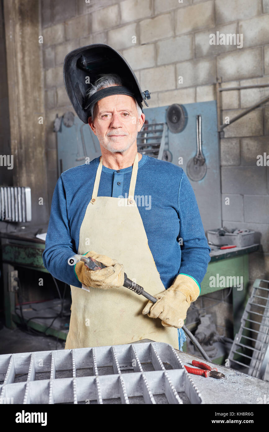Senior welding worker with experience and competence in metallurgy ...