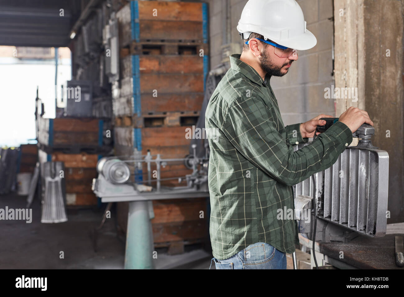 Foundry worker with mold plate in metallurgy workshop Stock Photo - Alamy
