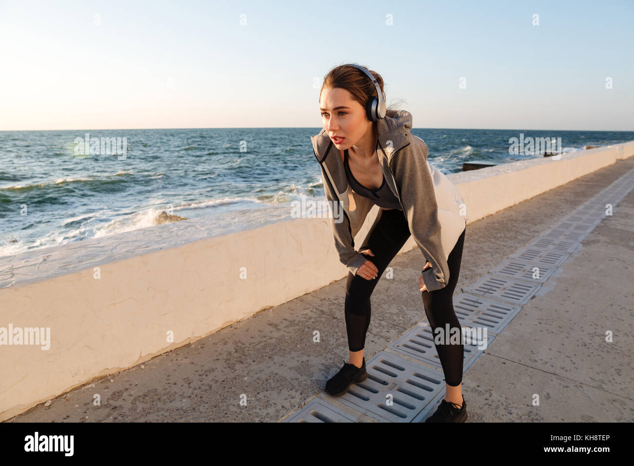 Woman hands on knees sport hi-res stock photography and images - Alamy