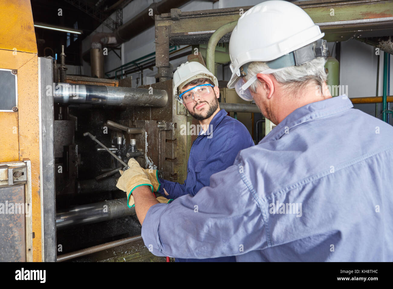 Production workers hi-res stock photography and images - Alamy
