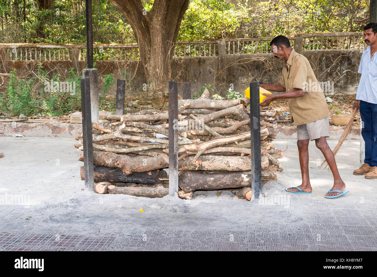 Indian cremation in Goa Stock Photo - Alamy