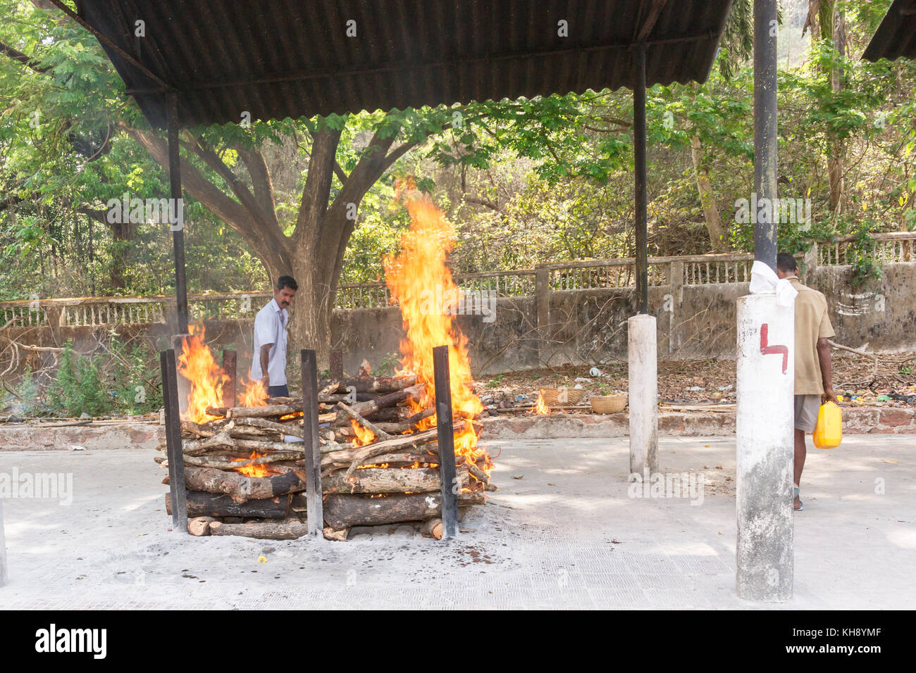 Indian cremation in Goa Stock Photo - Alamy