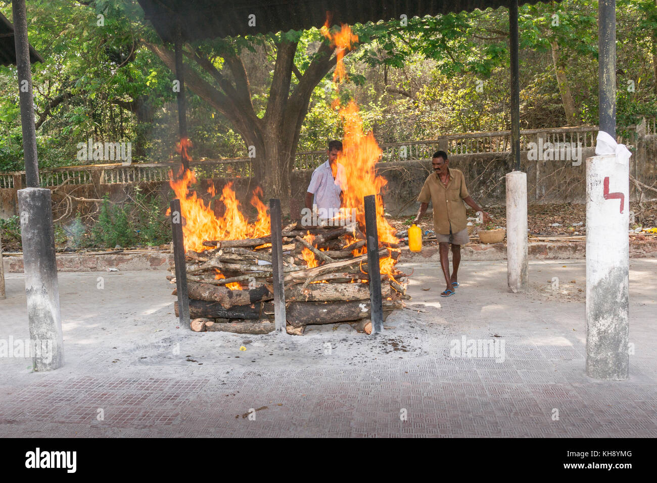 Indian cremation hi-res stock photography and images - Alamy