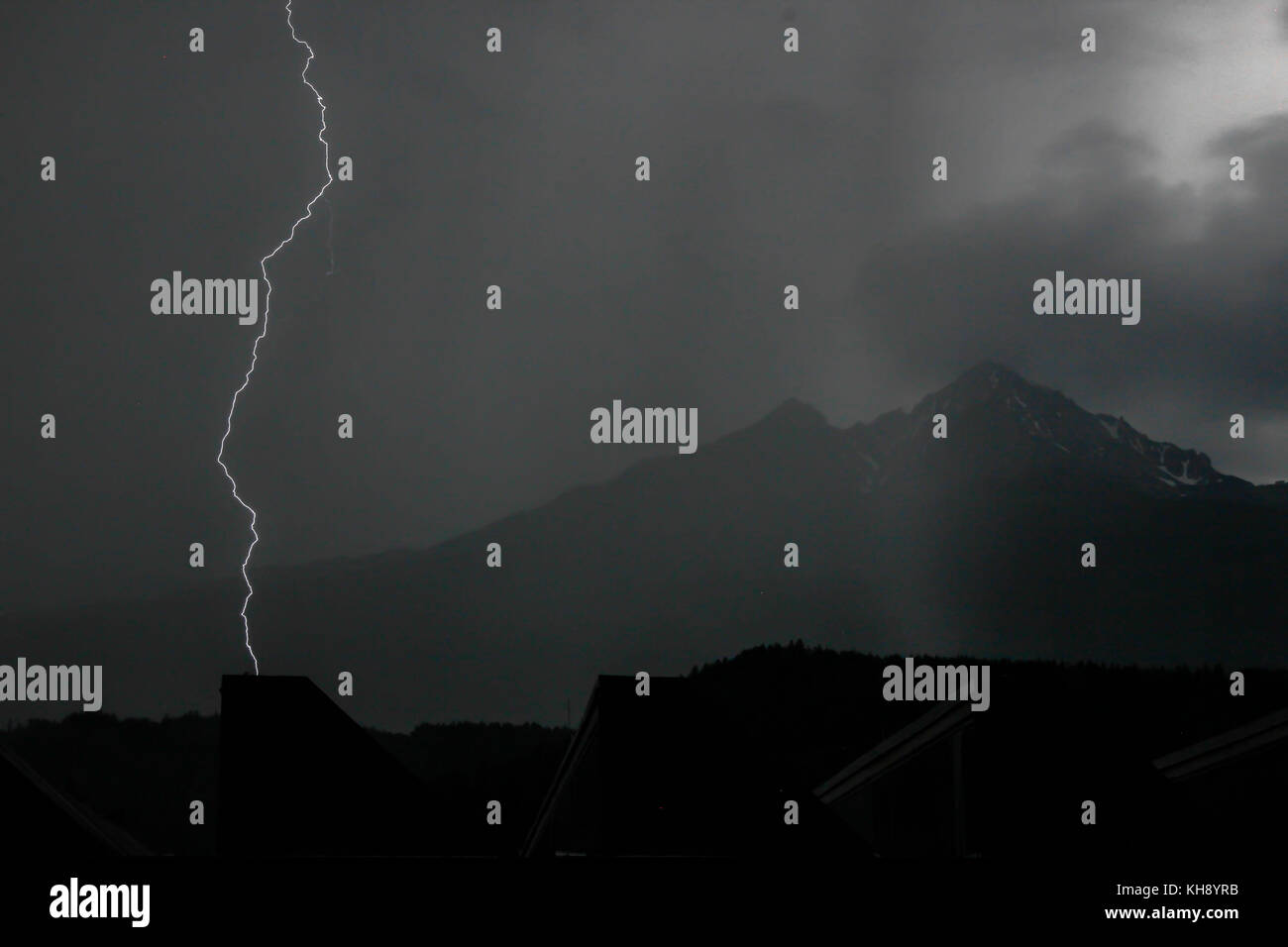Heavy storm cloud mountain thunder hi-res stock photography and images ...
