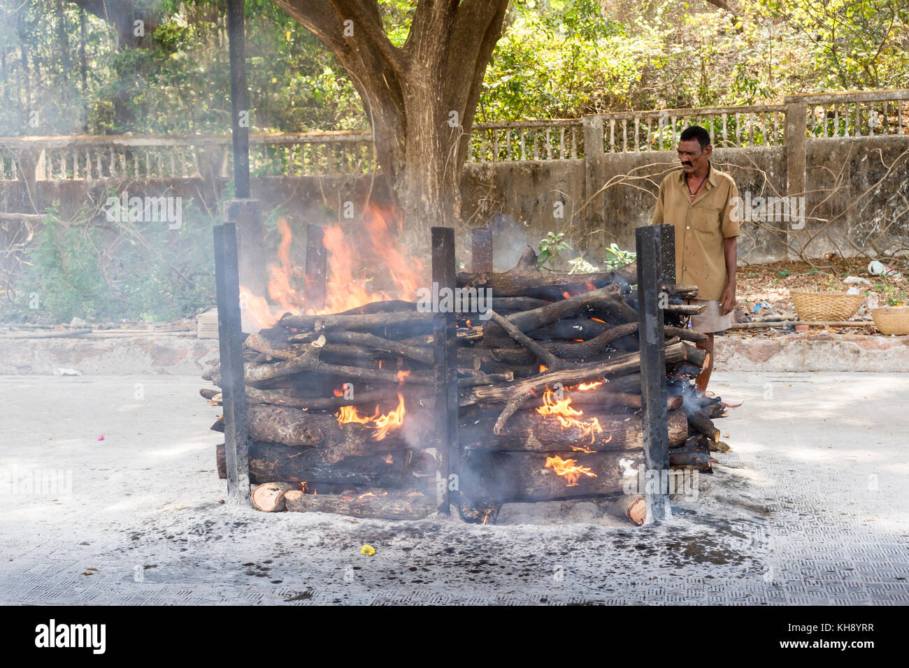 Indian cremation in Goa Stock Photo - Alamy