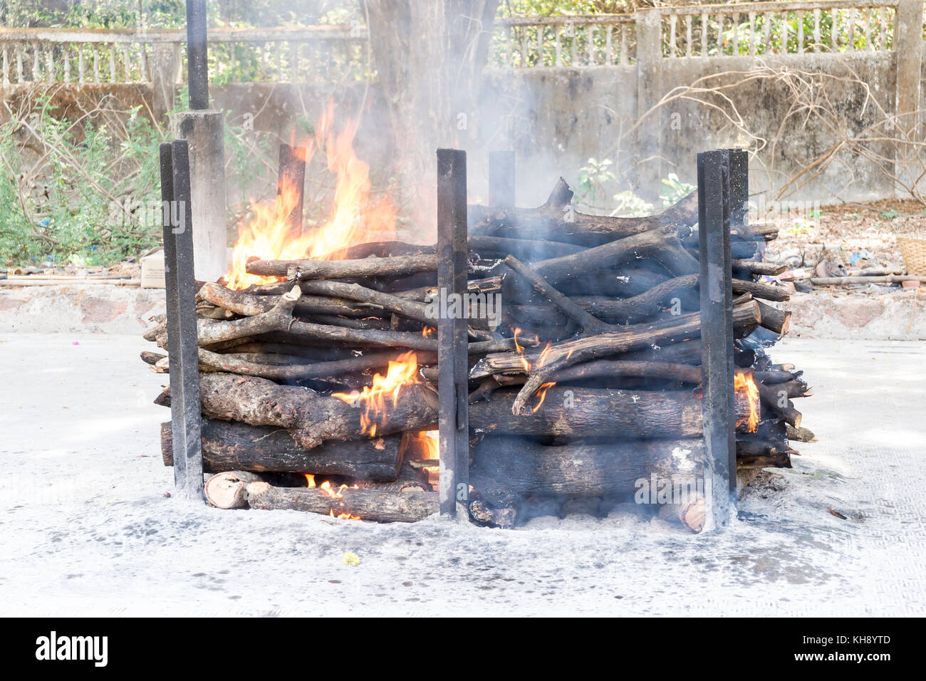 Indian cremation in Goa Stock Photo - Alamy
