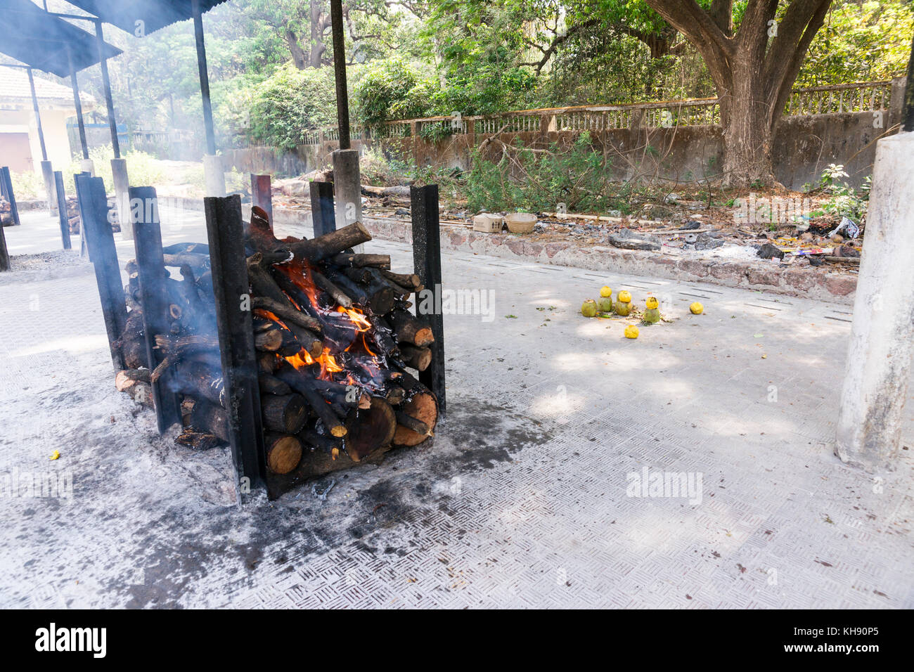 Indian cremation in Goa Stock Photo - Alamy