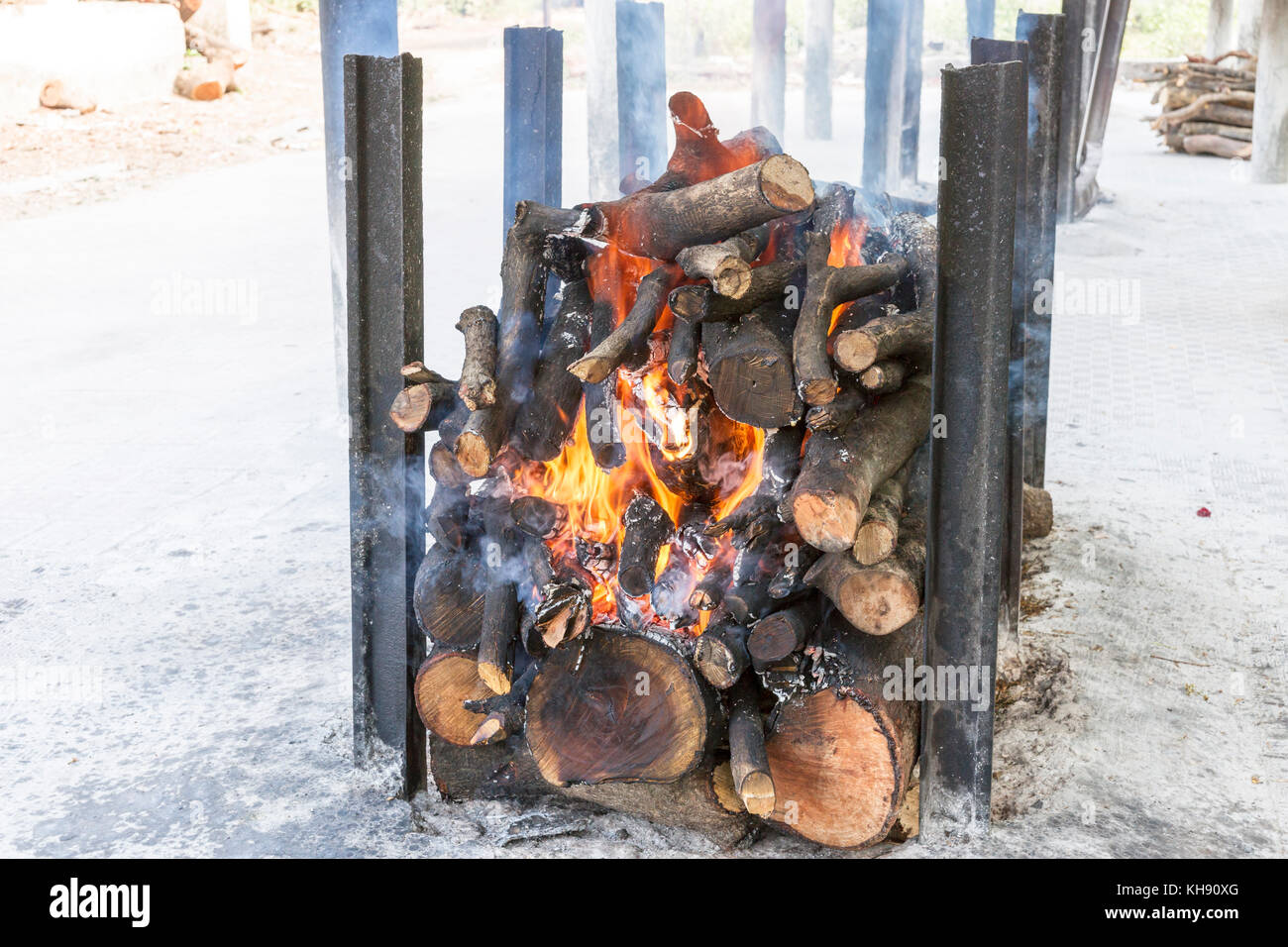 Indian cremation hi-res stock photography and images - Alamy