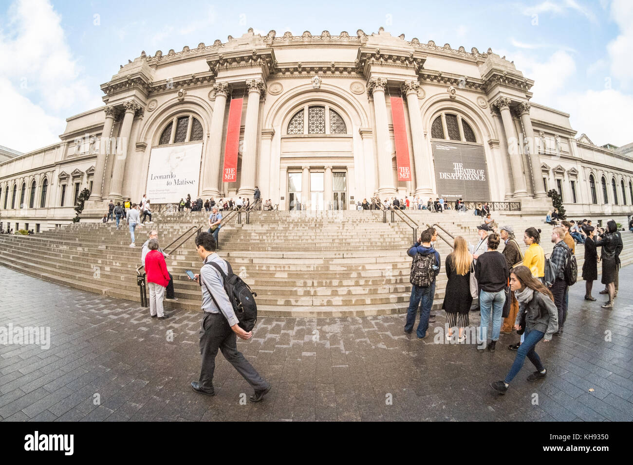Steps to the entrance of the The Metropolitan Museum of Art, New York ...