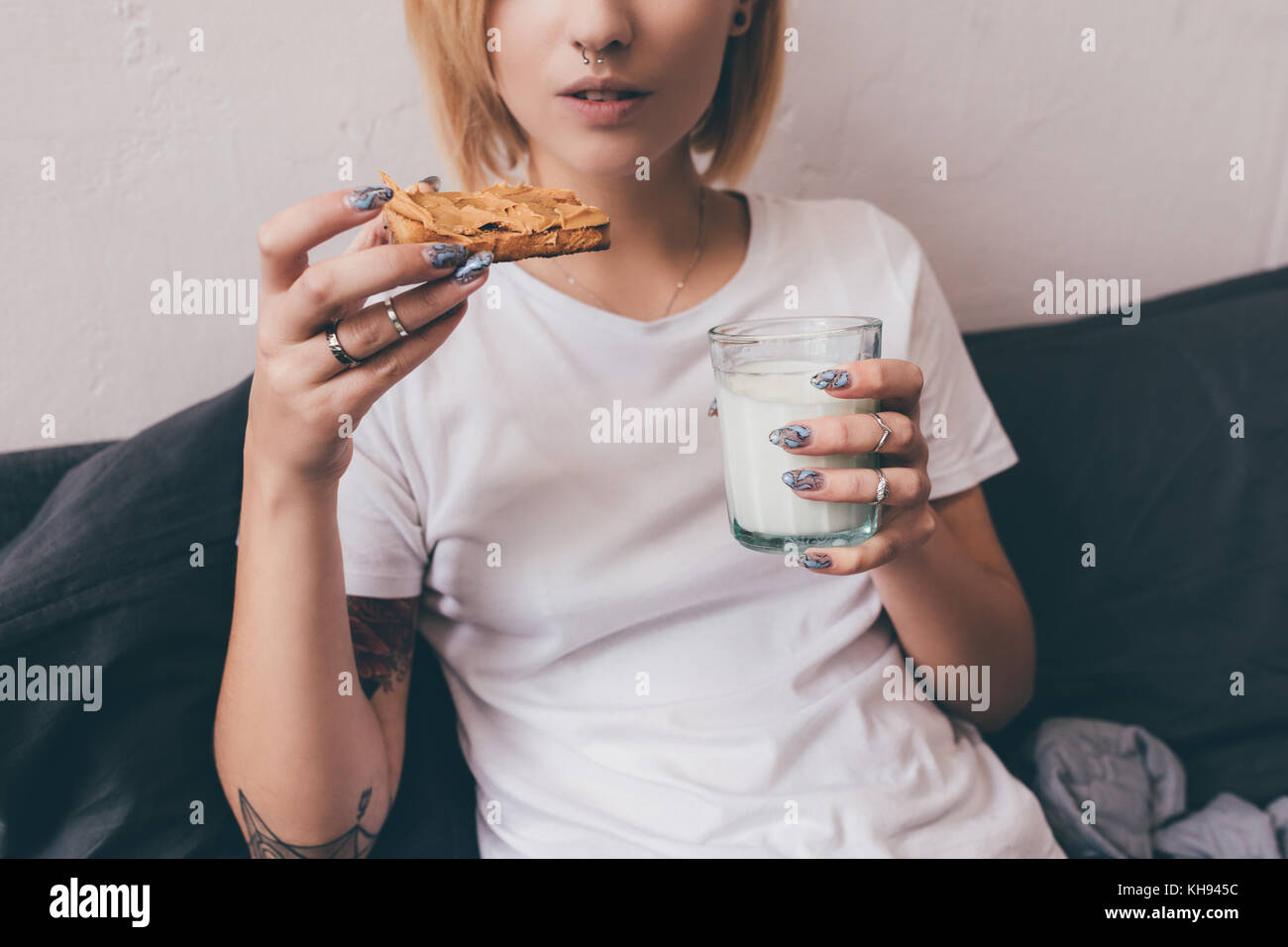 woman eating toast for breakfast Stock Photo - Alamy