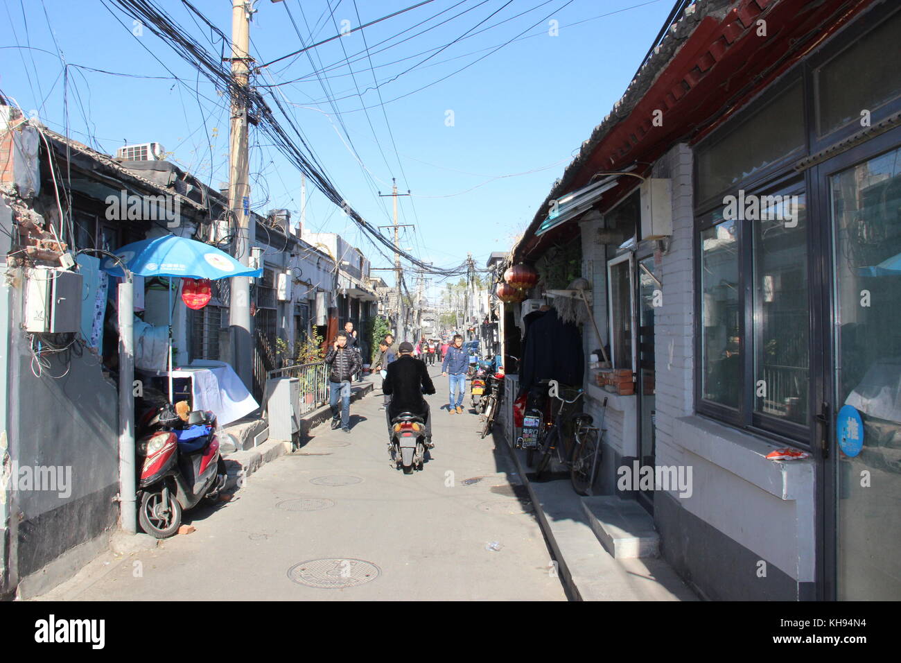 Alley in residential neighborhood hi-res stock photography and images ...