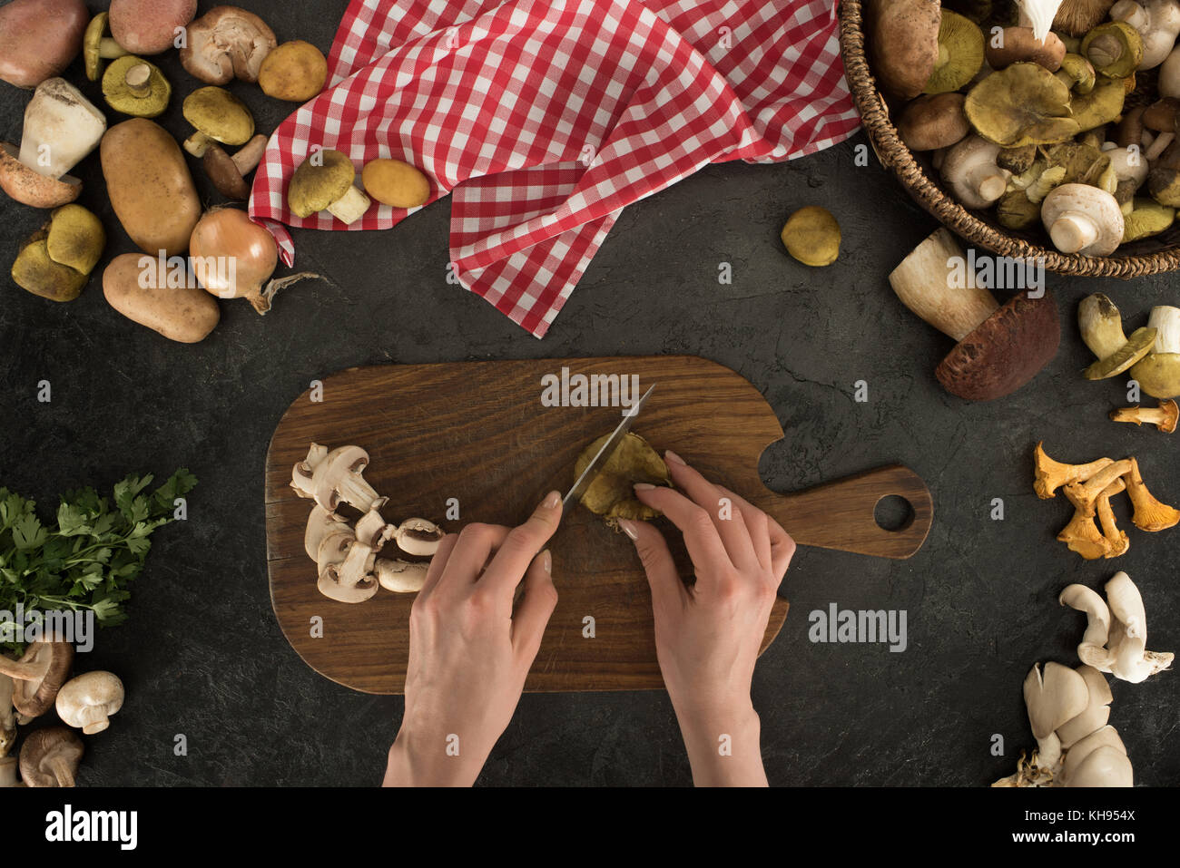 woman cutting mushrooms into peaces Stock Photo - Alamy