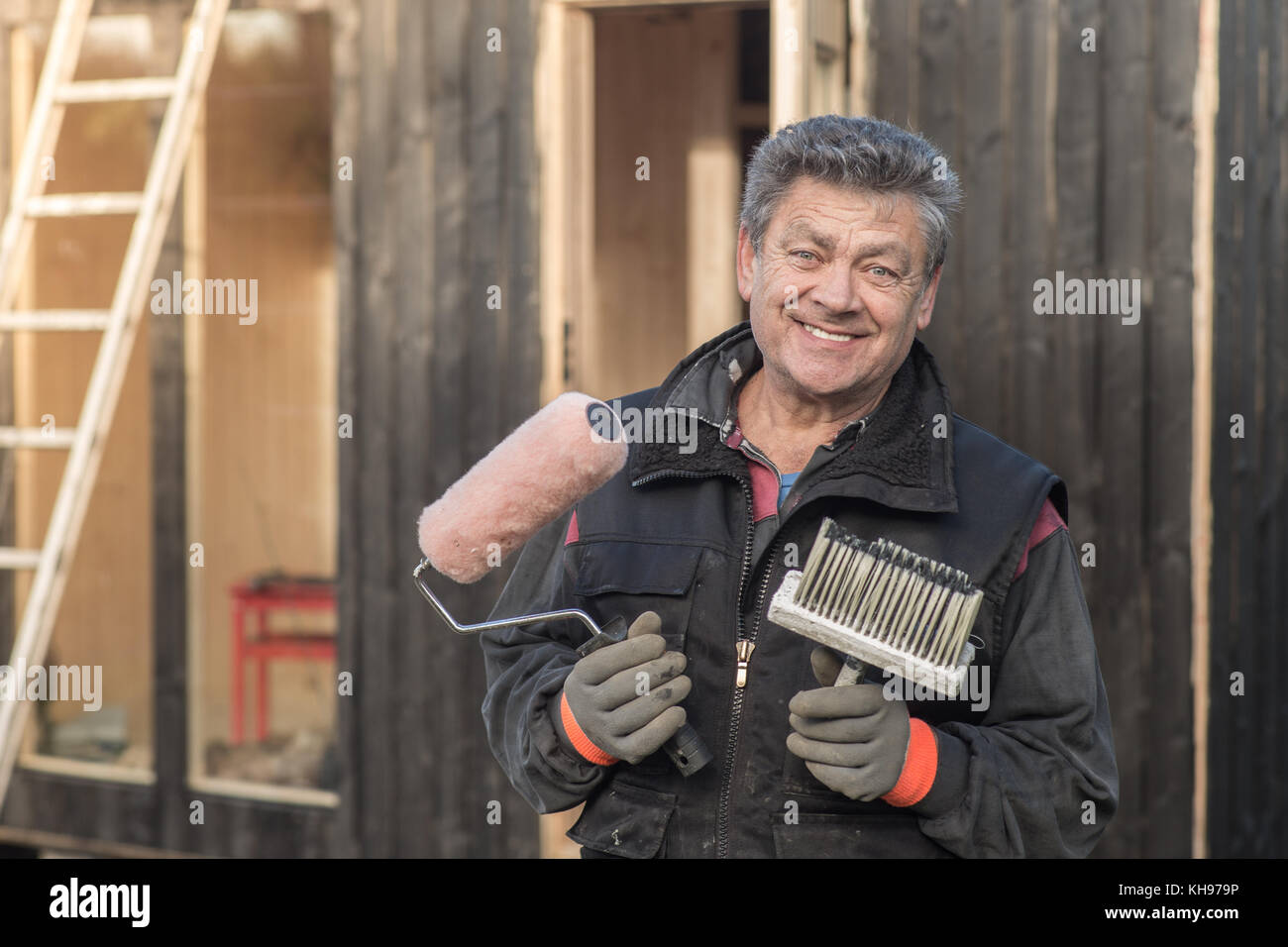 Handyman senior hi-res stock photography and images - Alamy