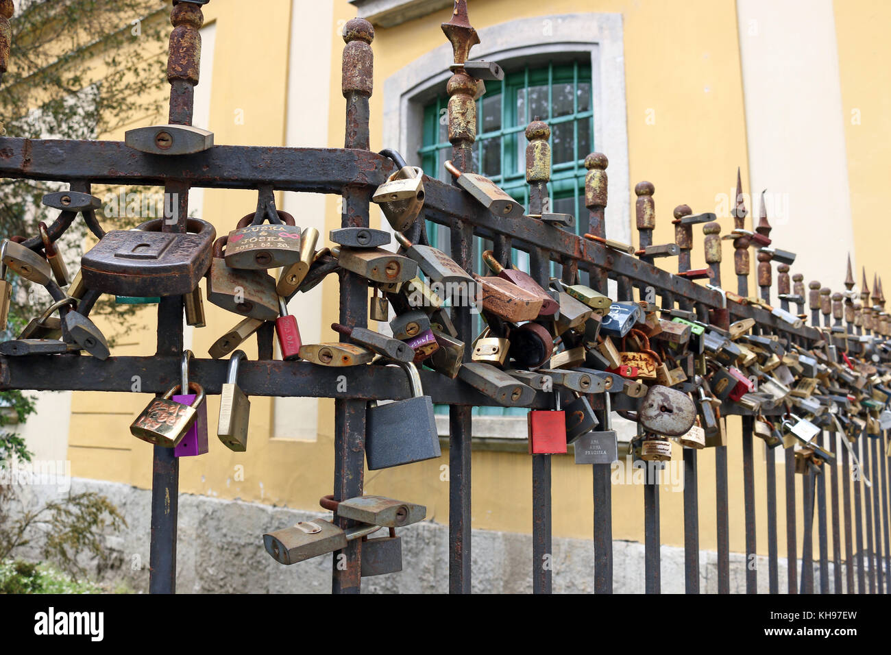 Locks on the fence hi-res stock photography and images - Alamy