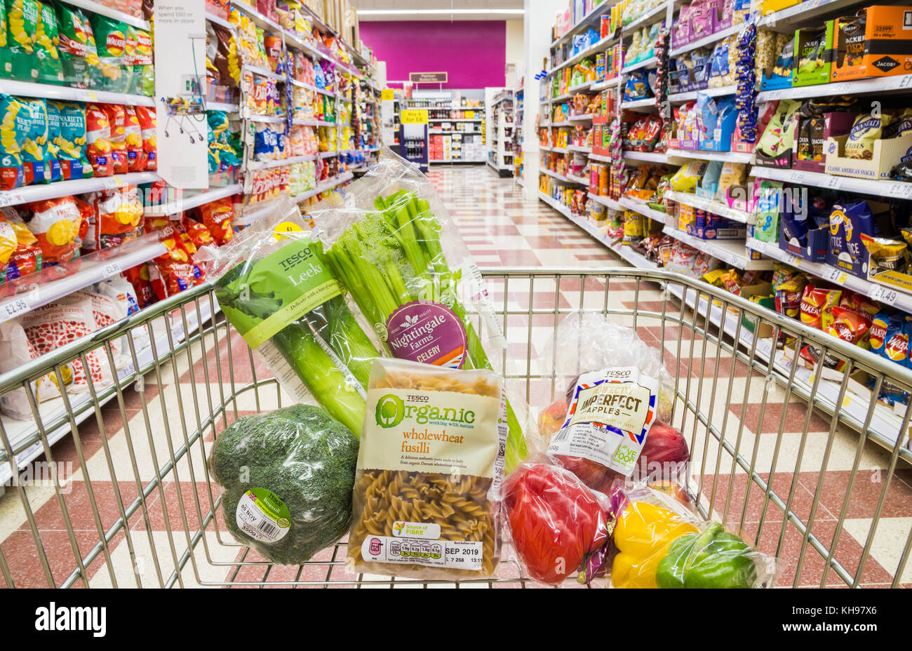 Supermarket trolley hi-res stock photography and images - Alamy