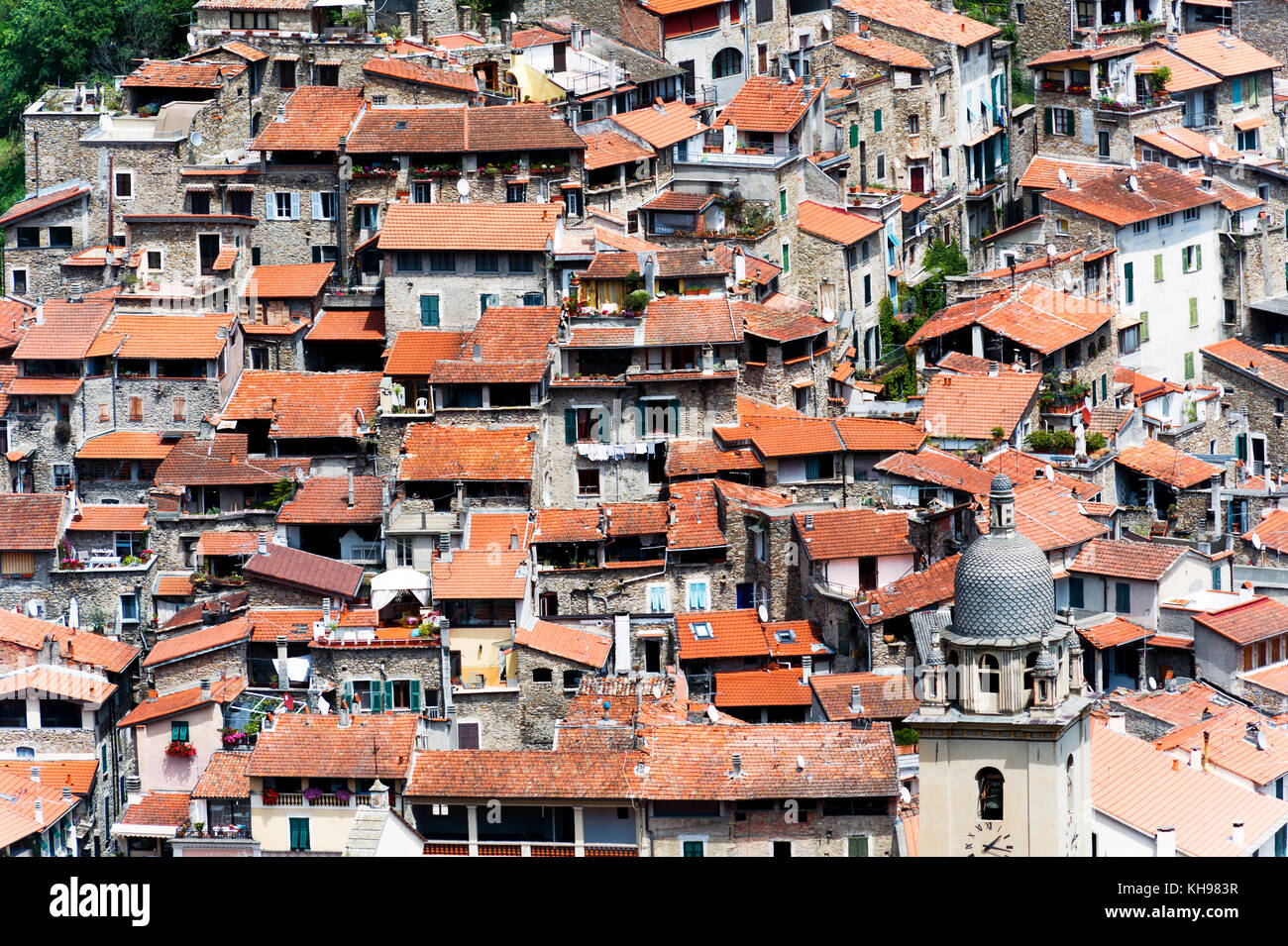 Italie. Ligure. Village de Dolceacqua. Les toits rouge du village ...