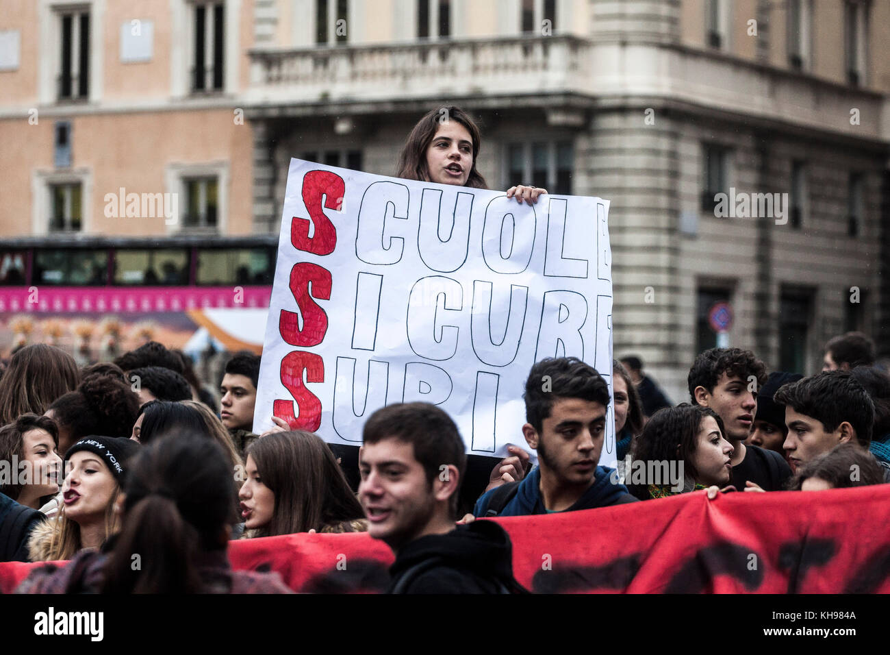 Rome, Italy. 14th Nov, 2017. Thousands of students held a demonstration ...