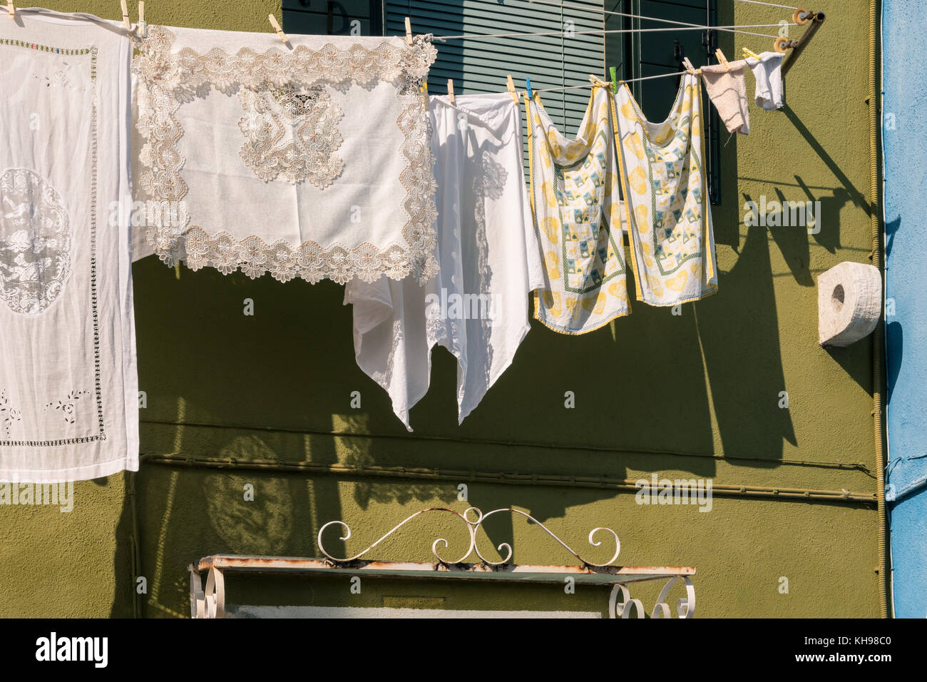 Old building laundry lines hi-res stock photography and images - Alamy