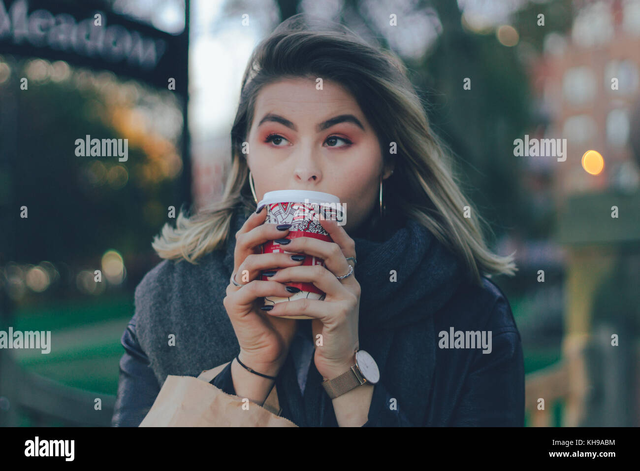 Girl with starbucks hi-res stock photography and images - Alamy