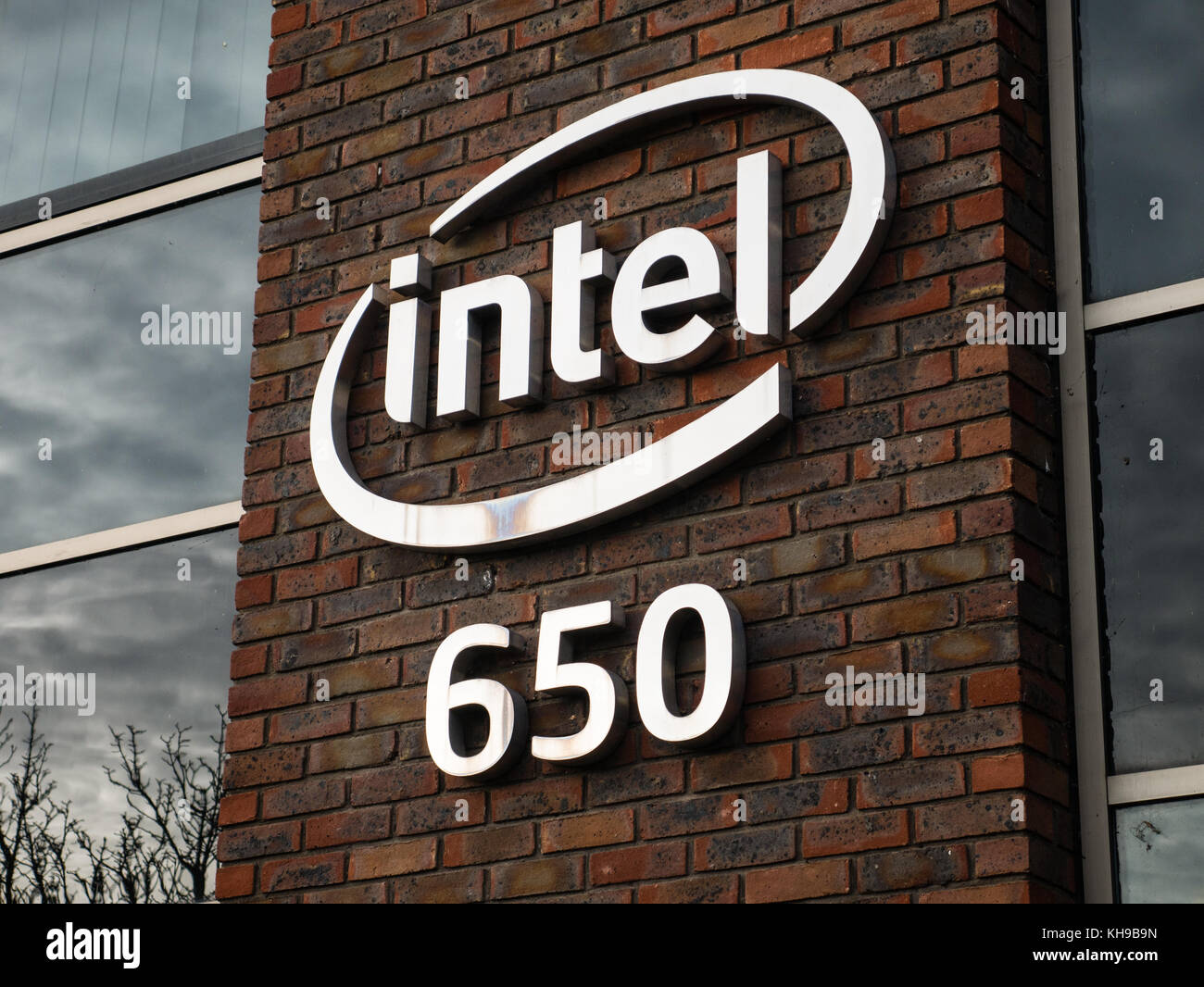 Intel logo hi-res stock photography and images - Alamy