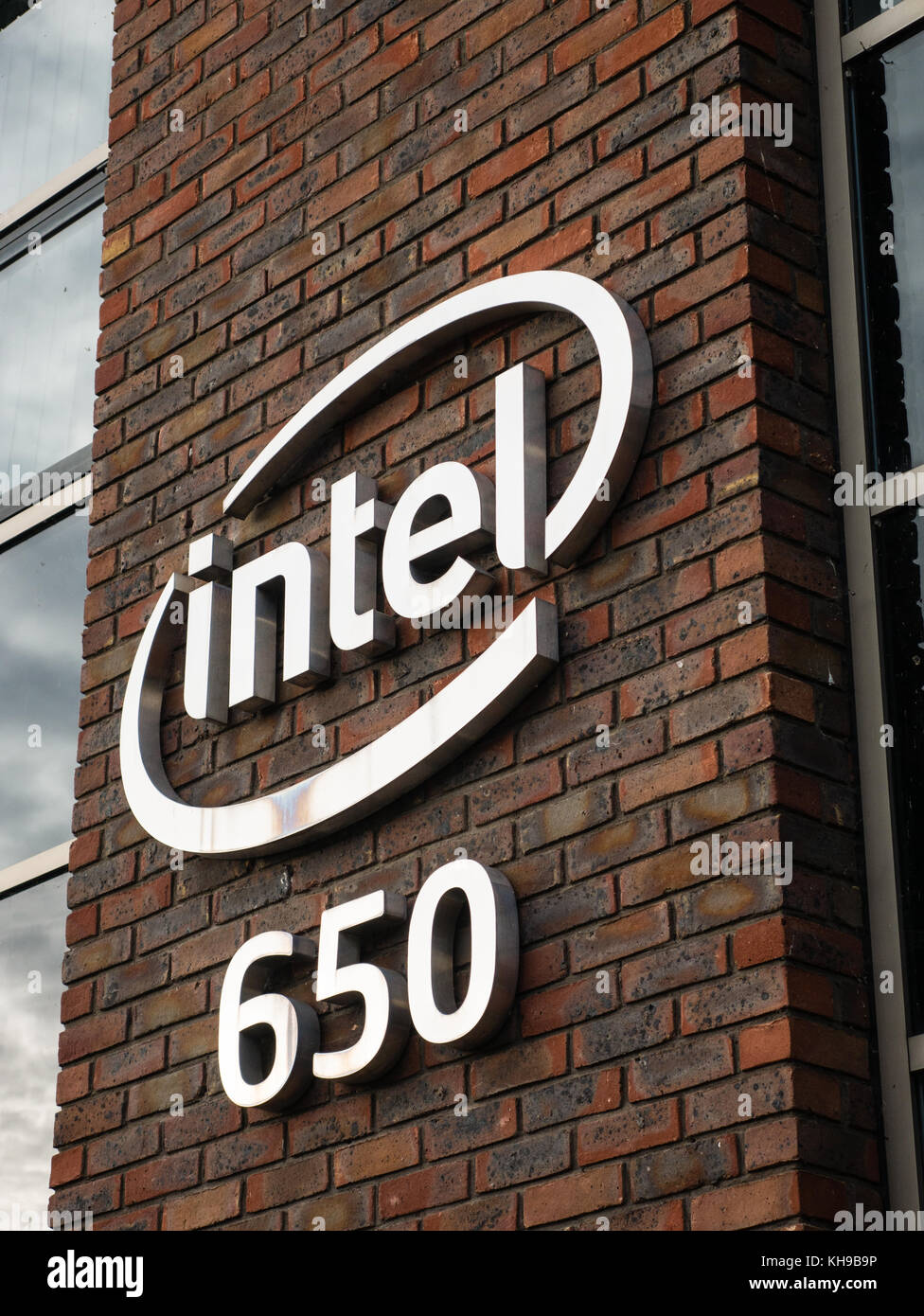 Intel logo hi-res stock photography and images - Alamy