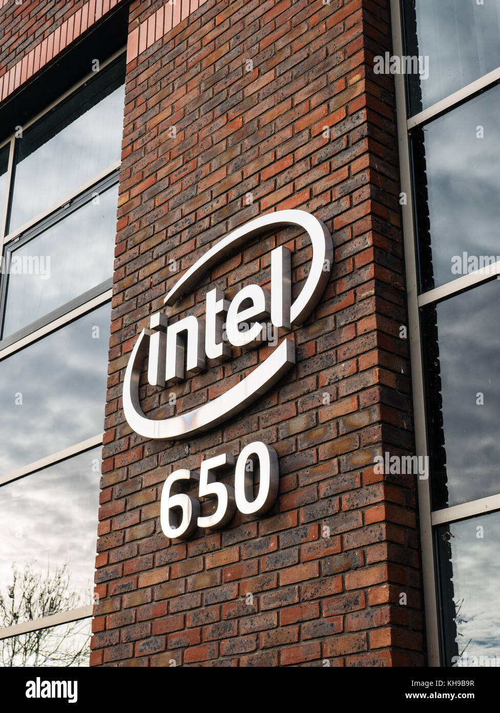 Intel logo hi-res stock photography and images - Alamy