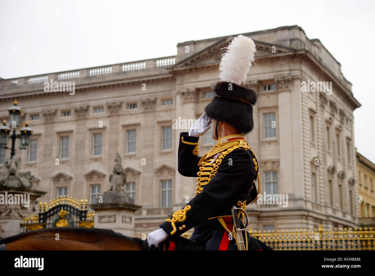 British soldier saluting hi-res stock photography and images - Alamy