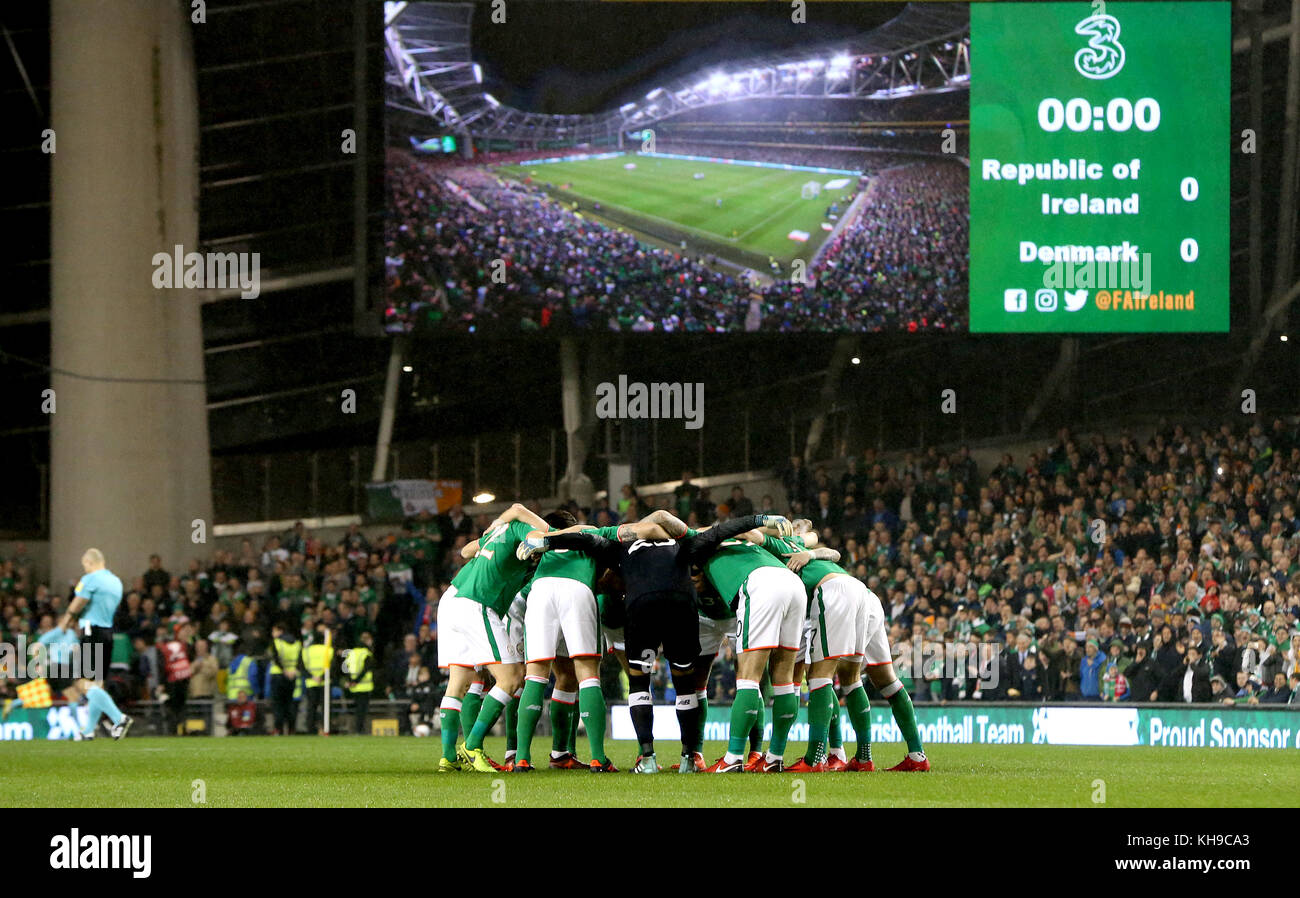 Pre match huddle hi-res stock photography and images - Alamy