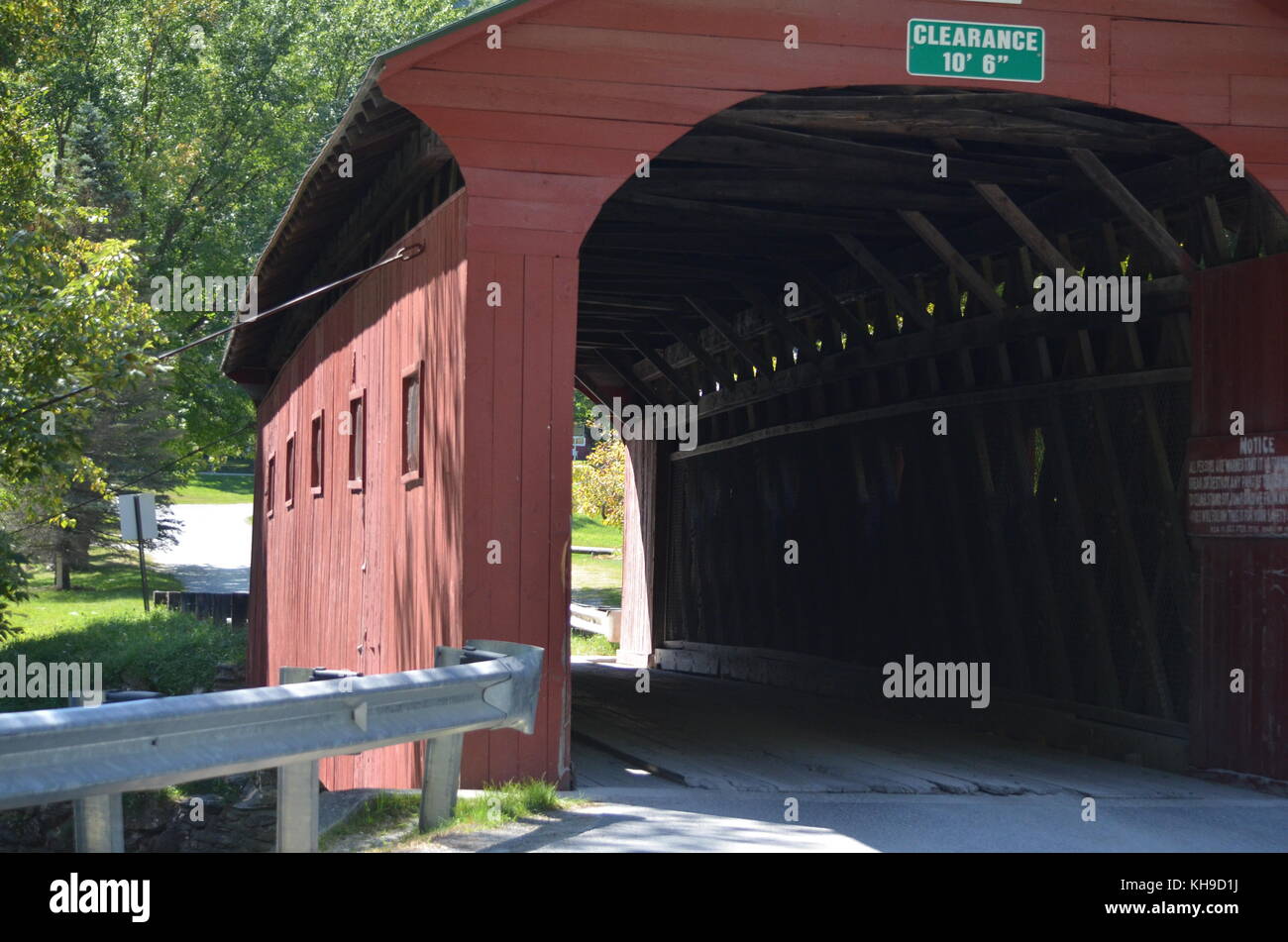 Red covered bridge in Vermont Stock Photo - Alamy