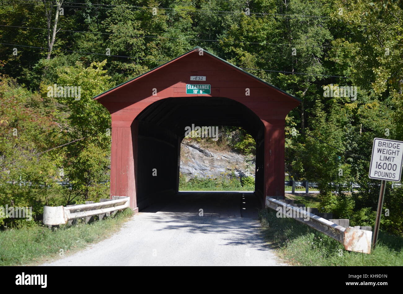 Red covered bridge in Vermont Stock Photo - Alamy