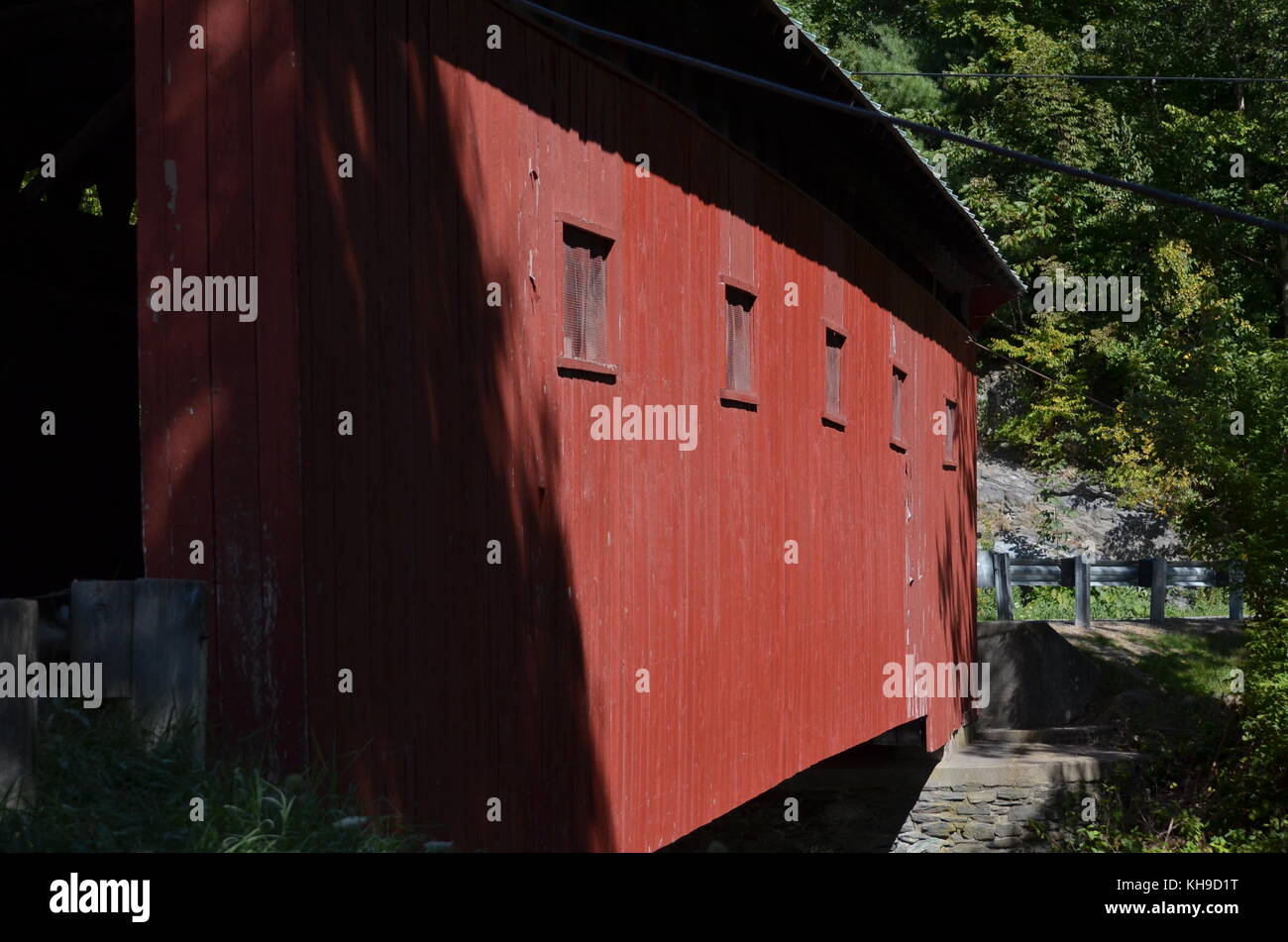 Red covered bridge in Vermont Stock Photo - Alamy