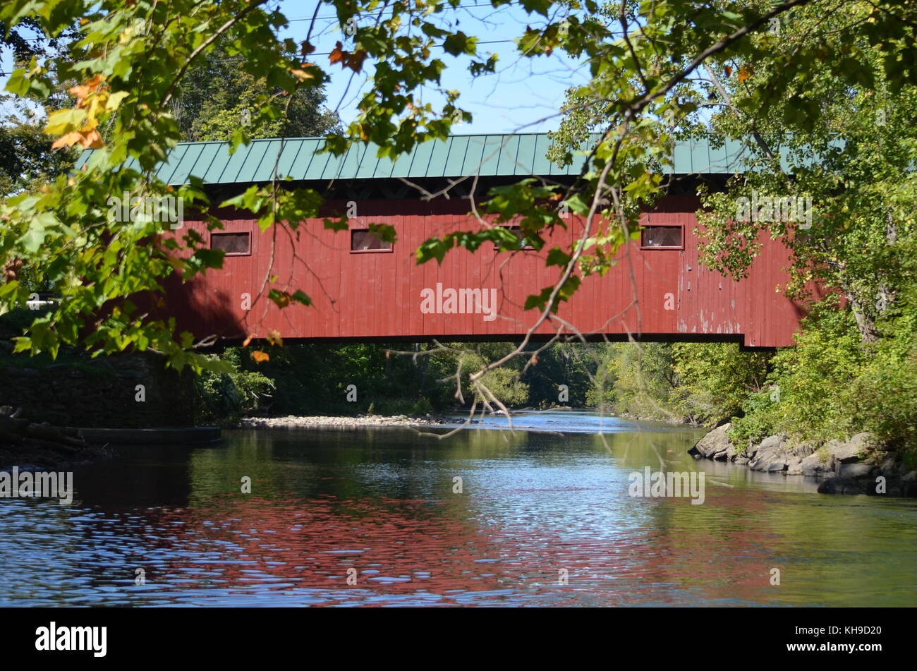 Red covered bridge in Vermont Stock Photo - Alamy