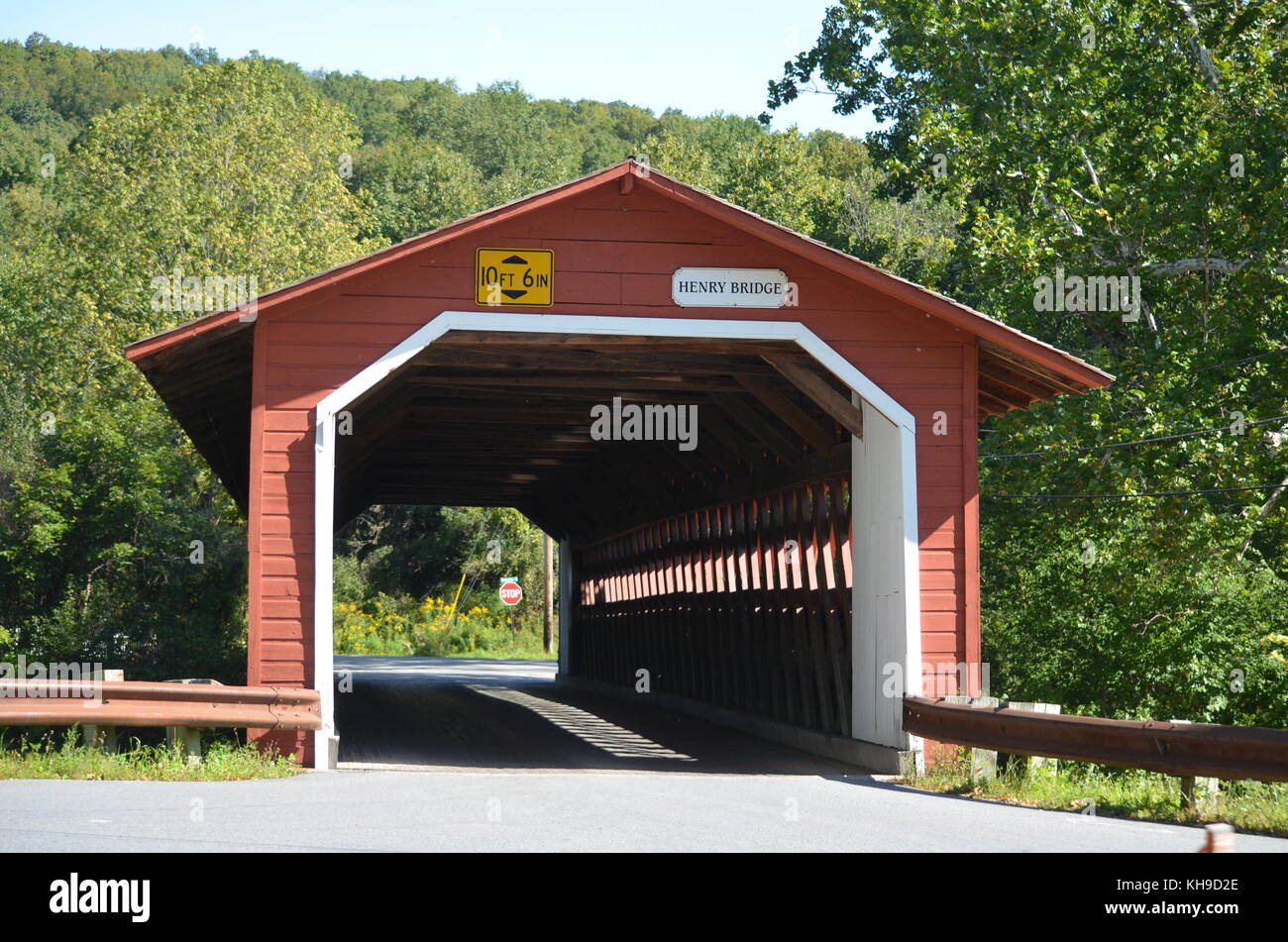 Red covered bridge in Vermont Stock Photo - Alamy