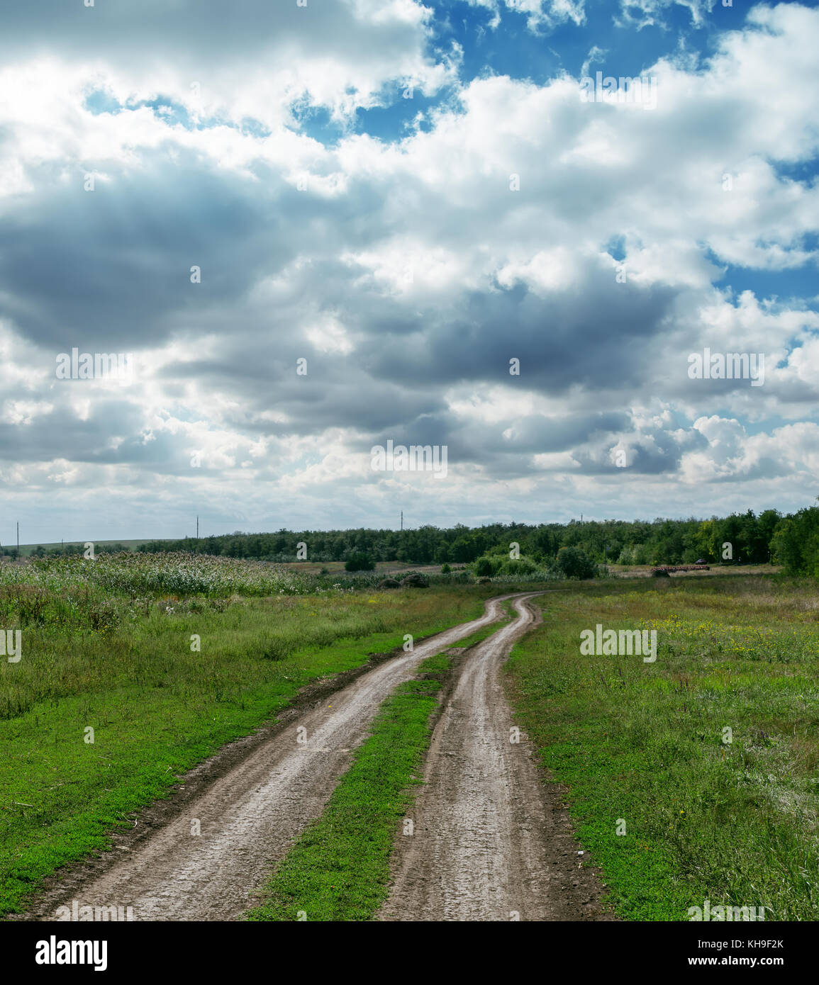 Dirty Road To Horizon Under Dramatic Sky Stock Photo Alamy dirty-road-to-horizon-under-dramatic-sky-stock-photo-alamy