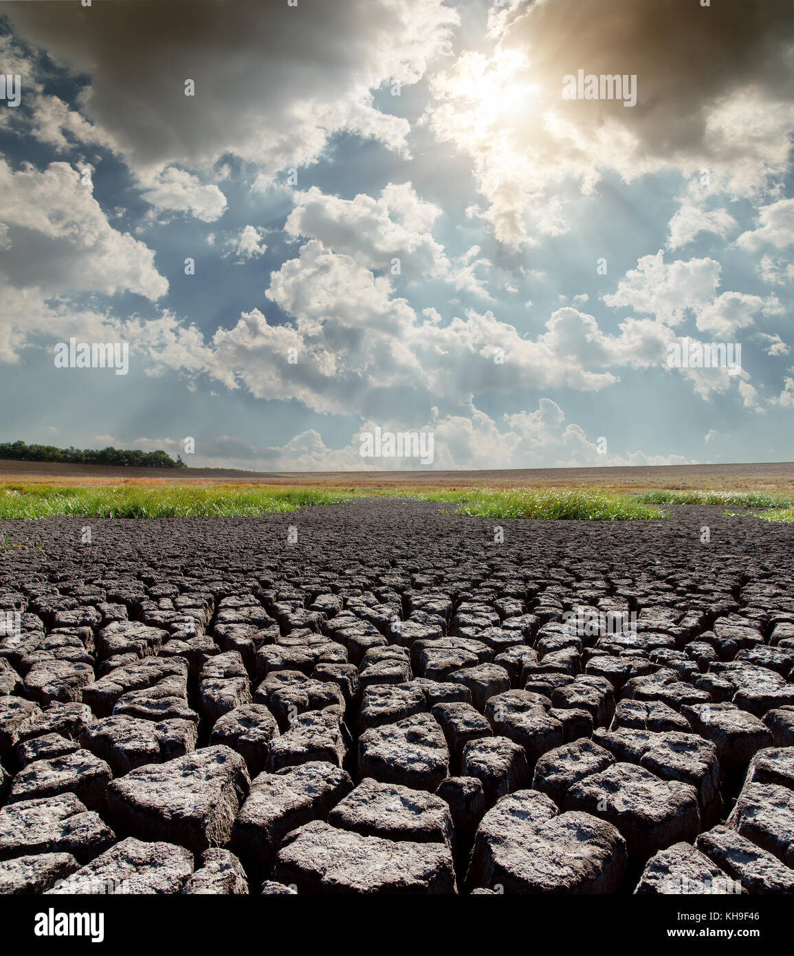 hot sun over drought earth Stock Photo - Alamy