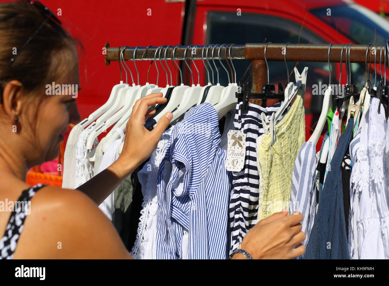 Street clothes vendor hi-res stock photography and images - Alamy