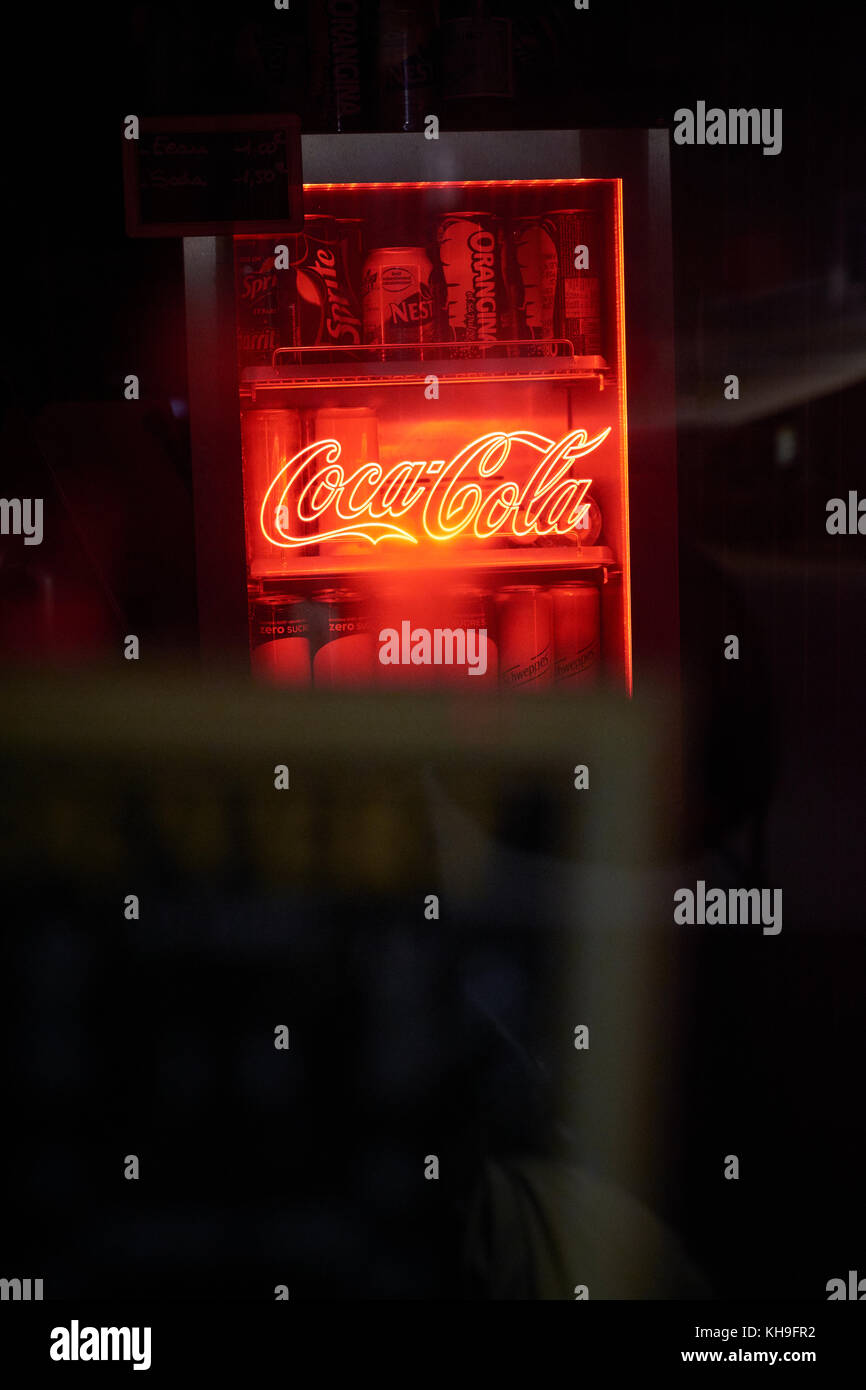 Coca cola vending machine hi-res stock photography and images - Alamy